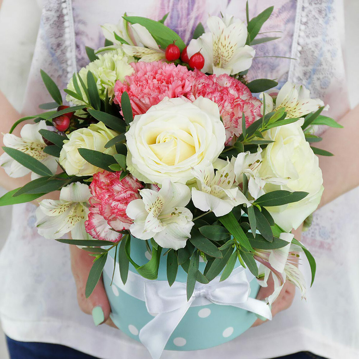 Композиция Букет Маркет, роза, гвоздика, гиперикум, альстромерии, озотамнус, в шляпной коробке