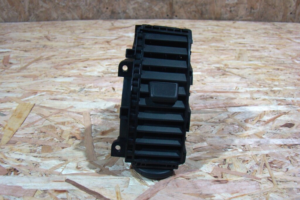 Note E11 Дефлектор воздушный центральный правый 687509U00A