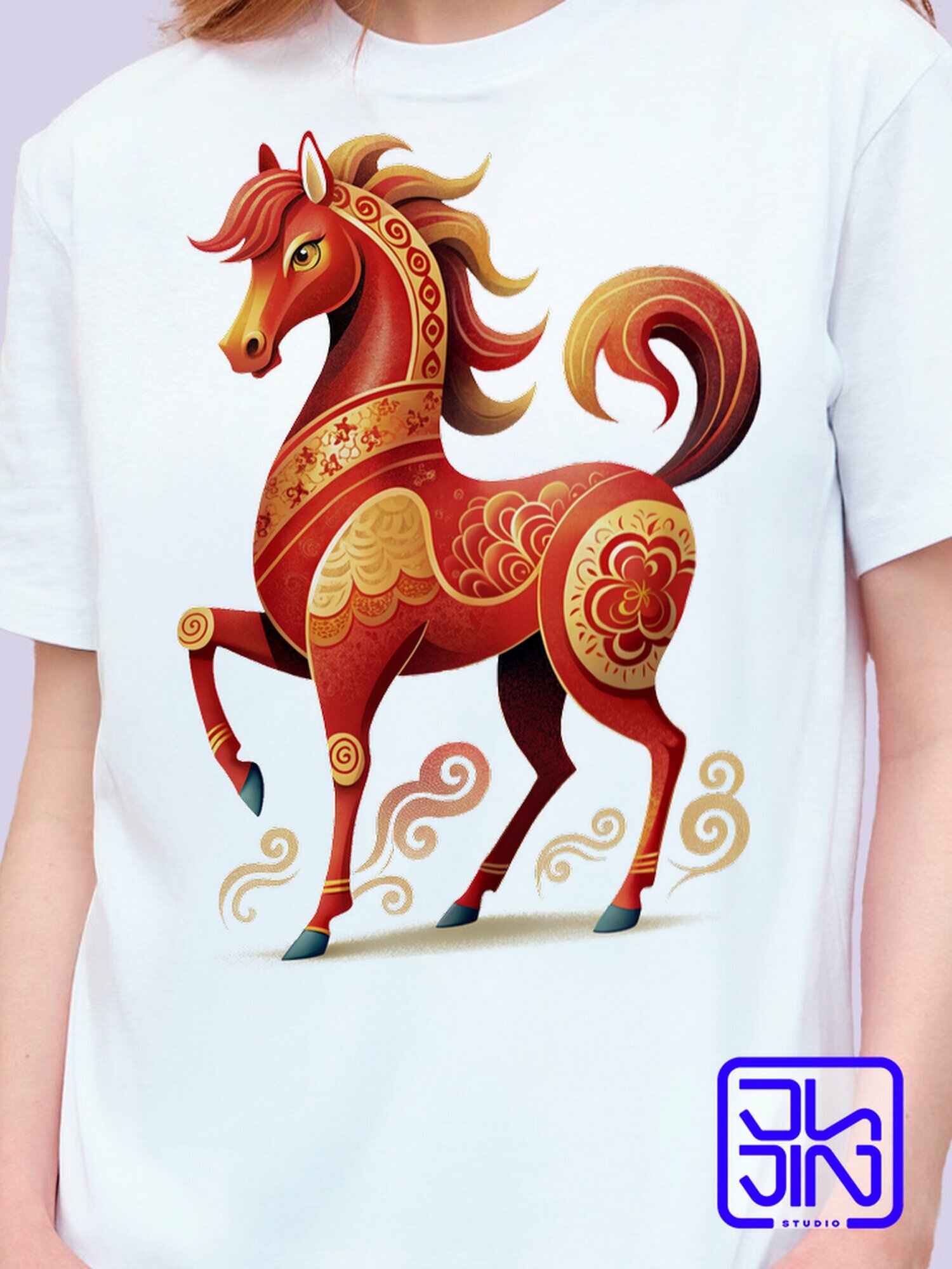 Футболка классическая женская с авторским принтом Красная бордовая лошадь с этническим орнаментом и золотыми облаками, белый хлопковый трикотаж с прикольным рисунком на груди
