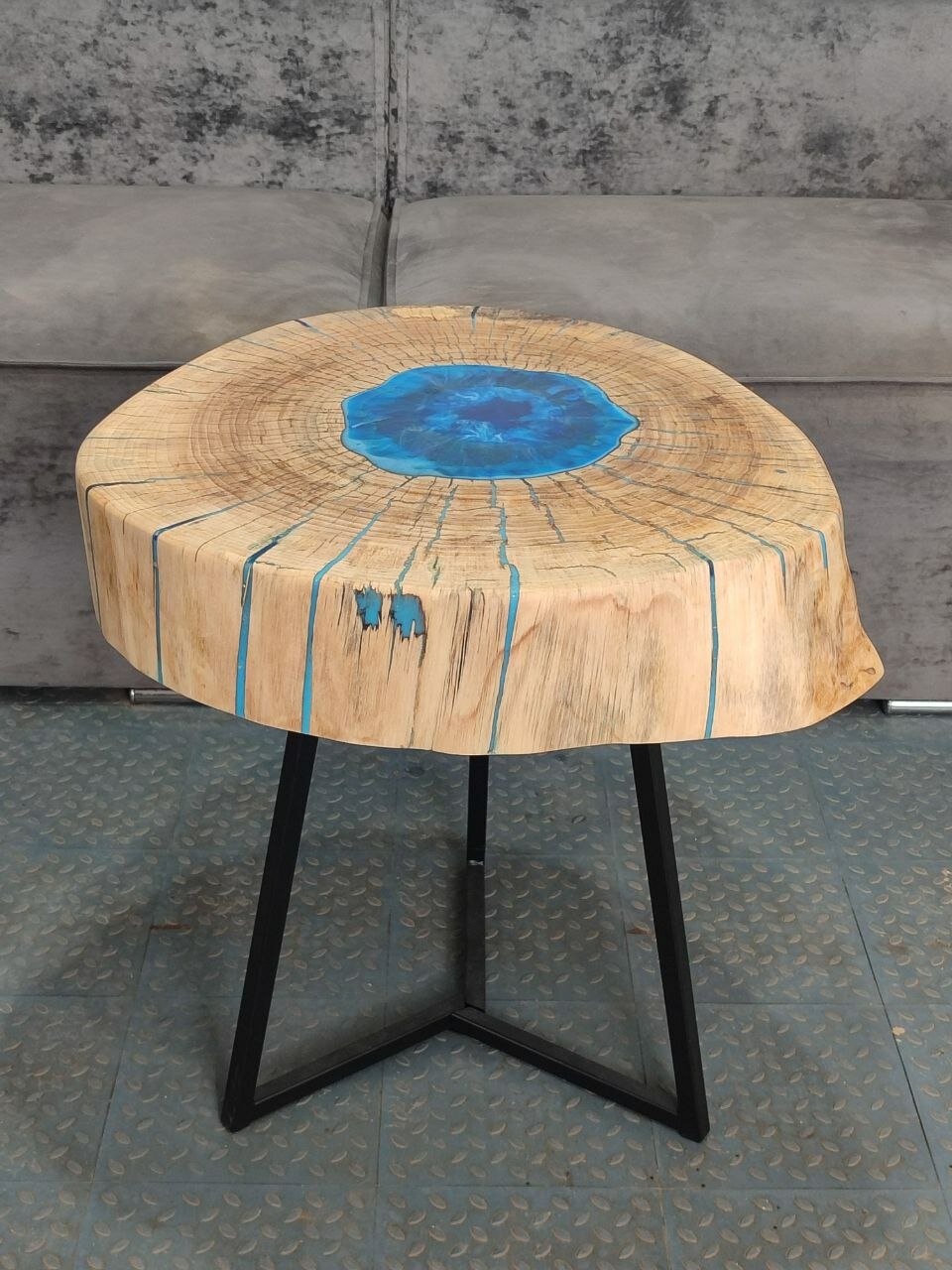 Журнальный стол из эпоксидной смолы и слэба карагача 62x60x45 ART-SLAB