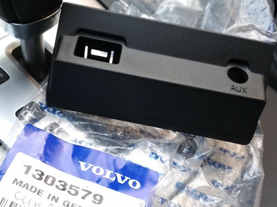 1303579 Панель VOLVO S80 (07-) S80L V70 (08-) XC70 (08-)