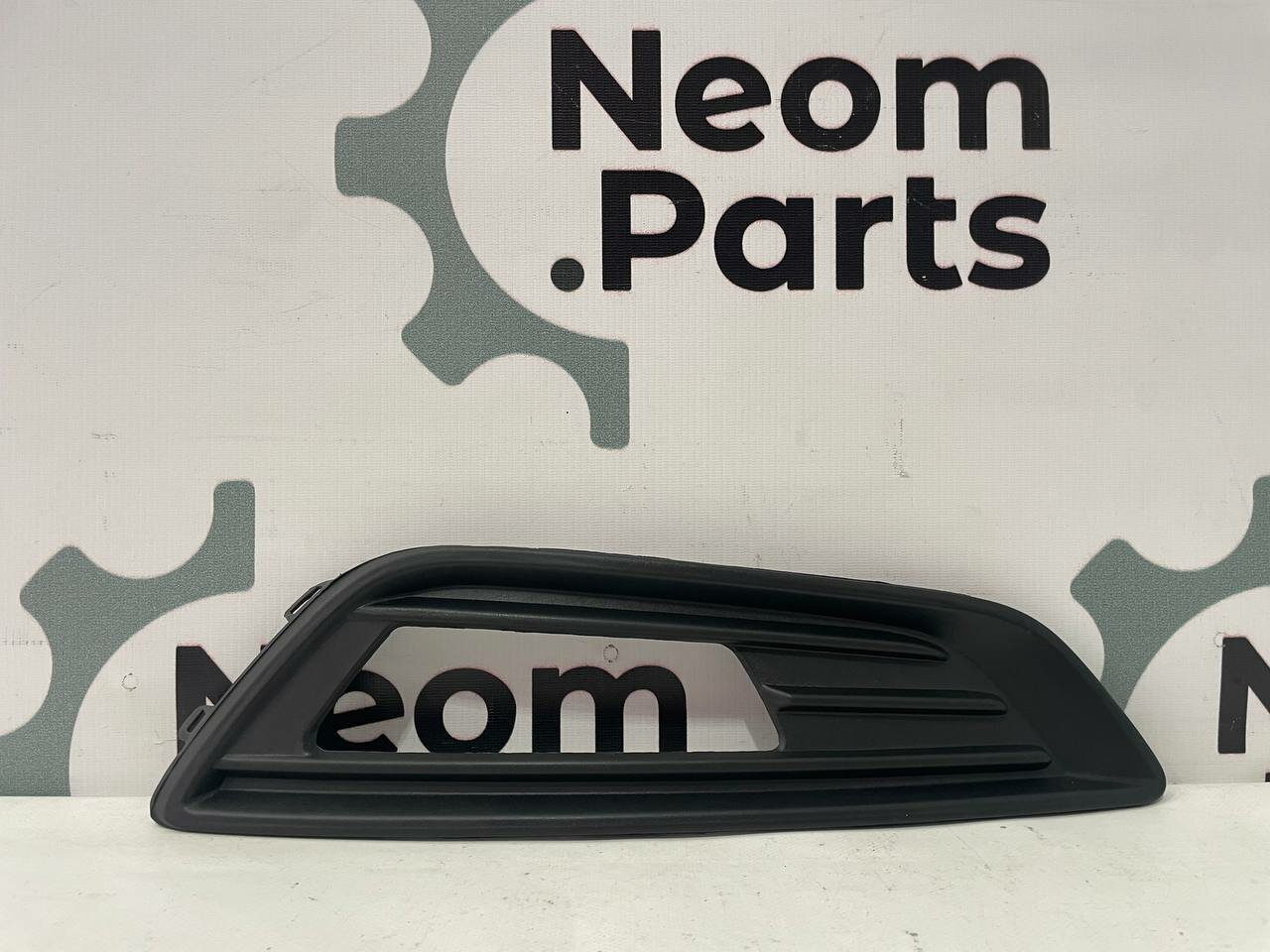 Накладка (оправа) птф левой (матовое серебро) Ford Focus 3 15-19