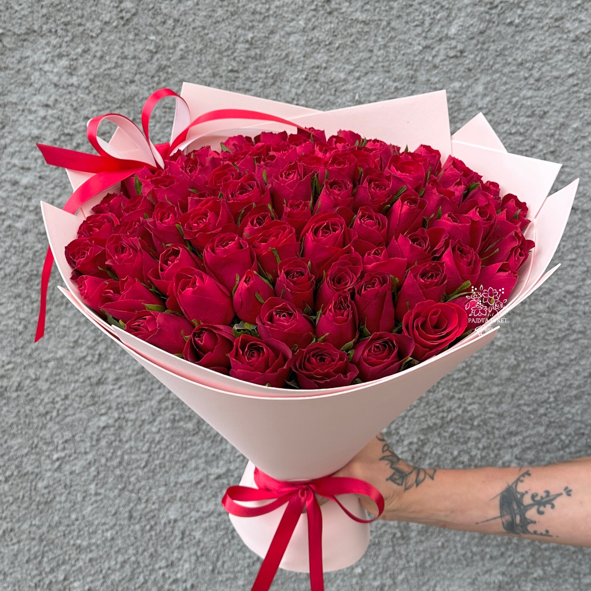 Букет из 101 красной розы 40см в упаковке с лентами / Арт.156020 / Радуга Букет