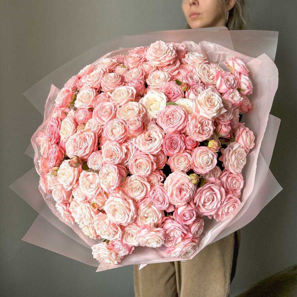 Большой букет из розовых пионовидных роз в авторском оформлении