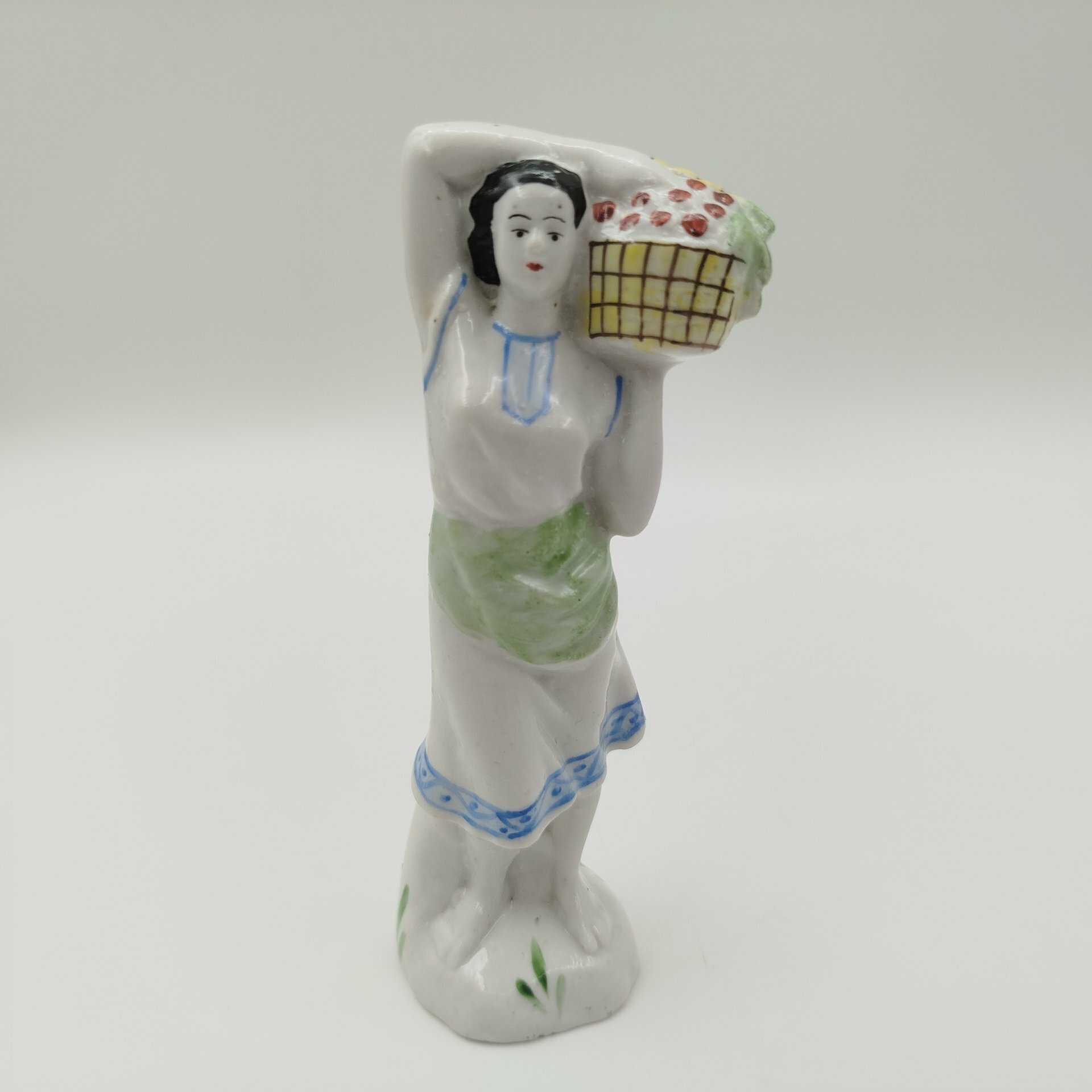 Статуэтка "Девушка с корзиной винограда", фарфор, роспись