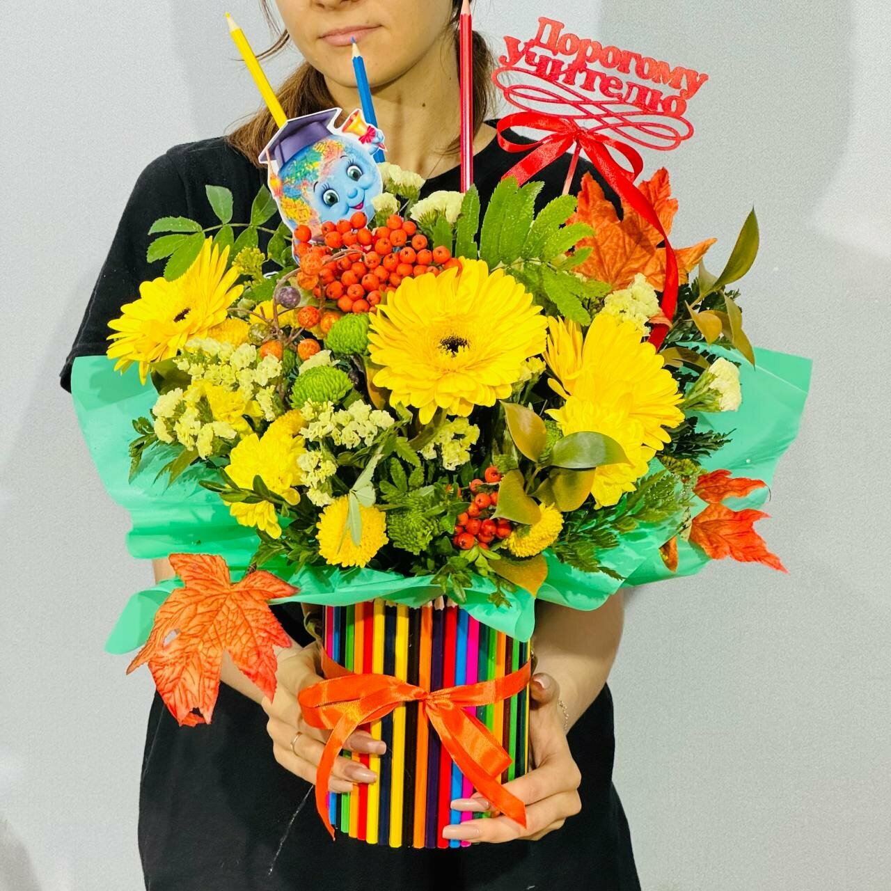 Дизайнерский букет микс в коробке с карандашами на День учителя, 1 сентября.