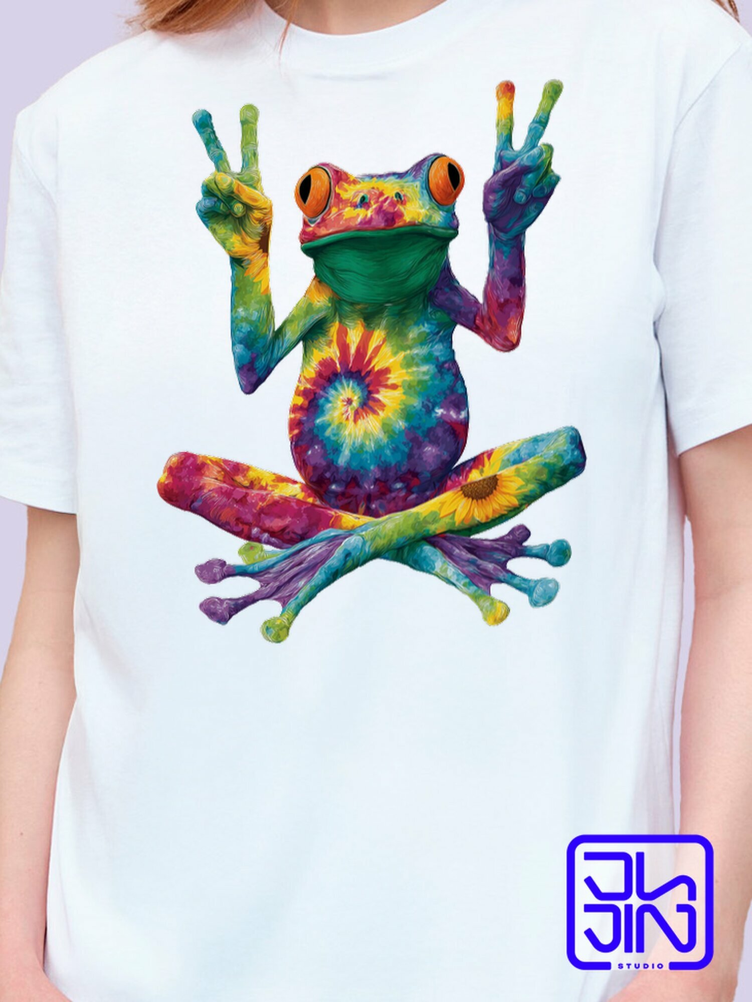 Футболка классическая женская с авторским принтом Радужная ретро лягушка в тайдай стиле, смешная разноцветная хиппи иллюстрация, белый хлопковый трикотаж с прикольным рисунком на груди