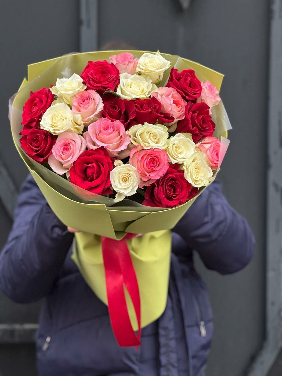 Букет из 25 роз "Ярких ощущений" для девушки с доставкой в Москве