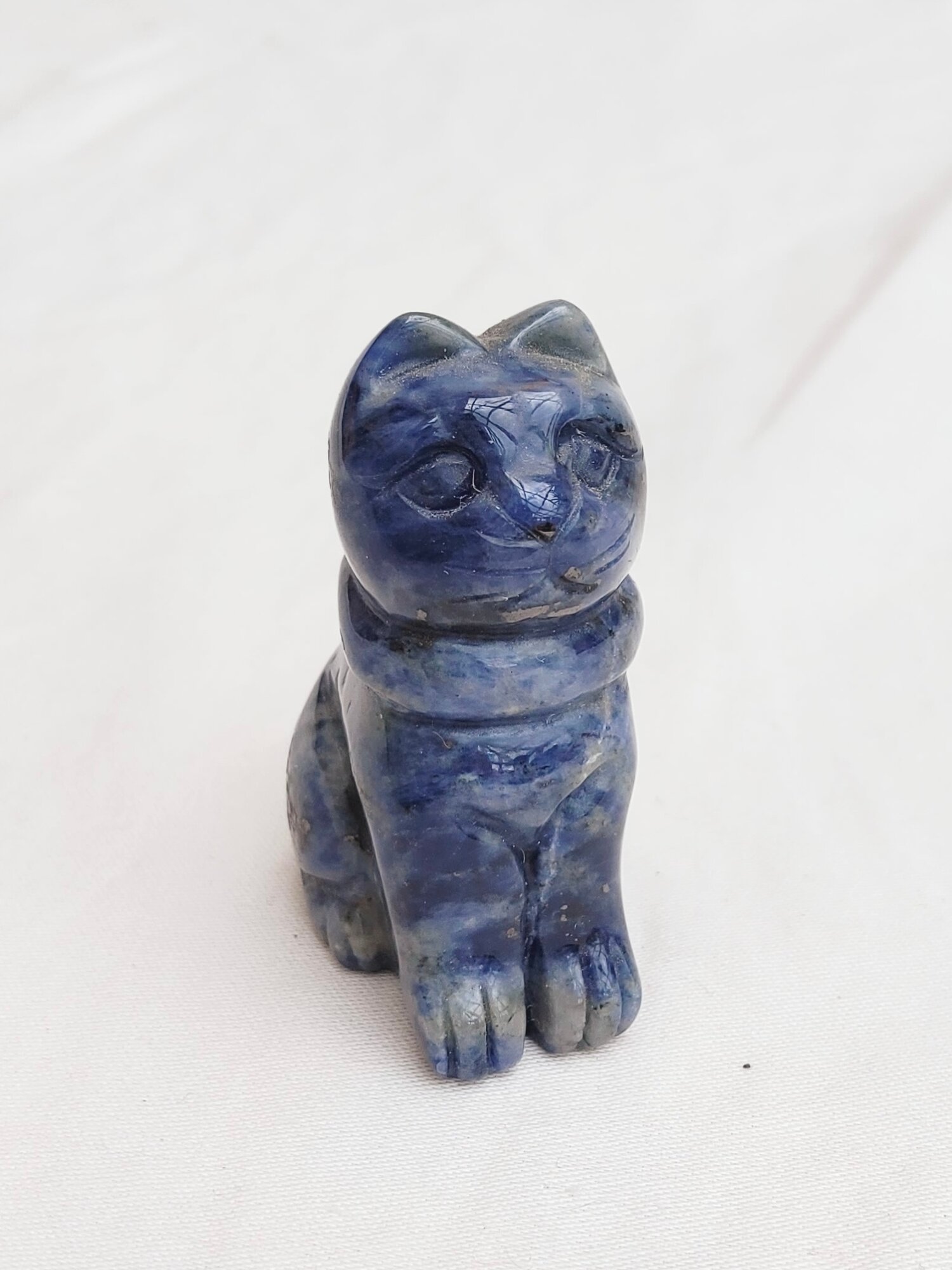Фигурка кота из натурального камня содалит 4 см