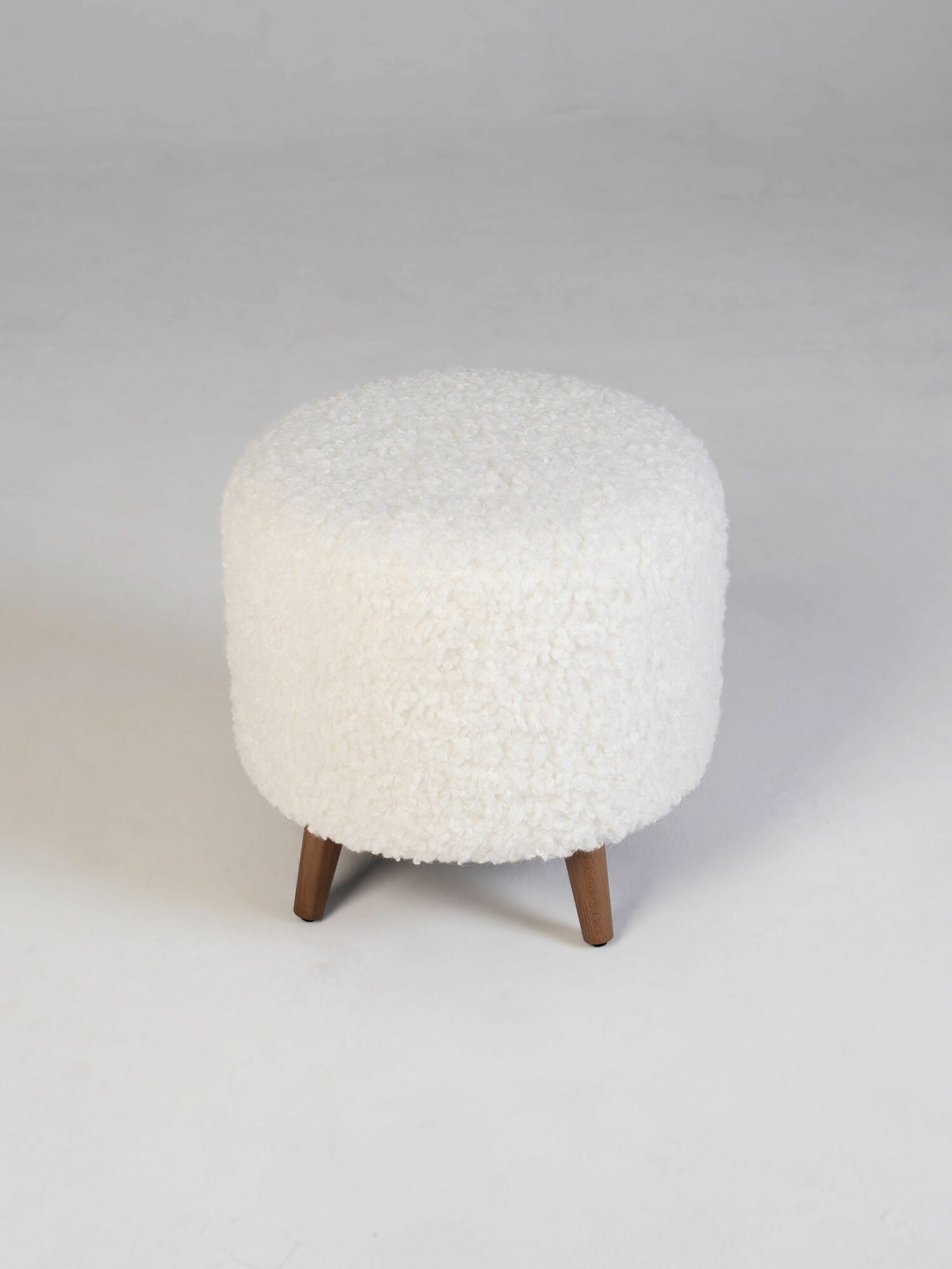 Пуфик Olaf мягкий кудрявый на ножках, в белом мехе, ножки массив бука цвет орех
