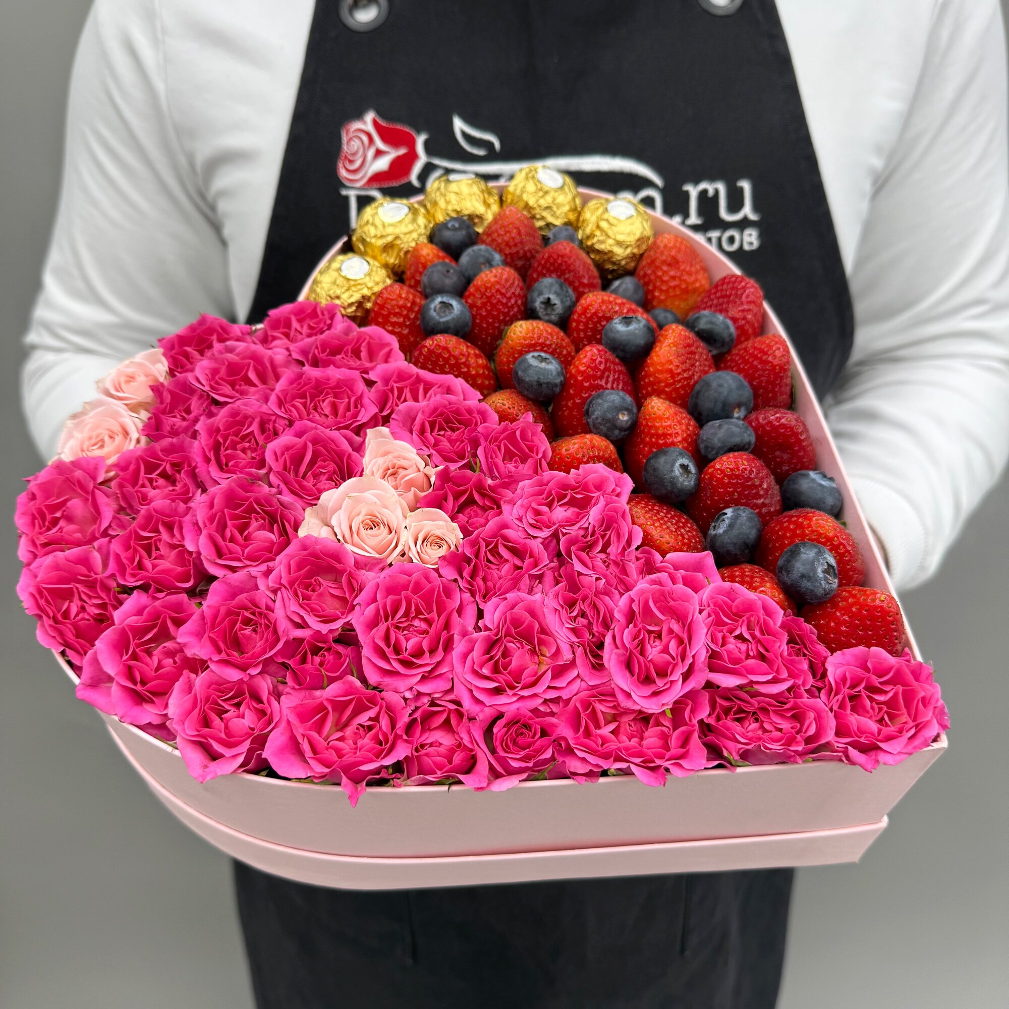 Кустовые розы, ягоды, конфеты в шляпной коробке Q149 Rozavam