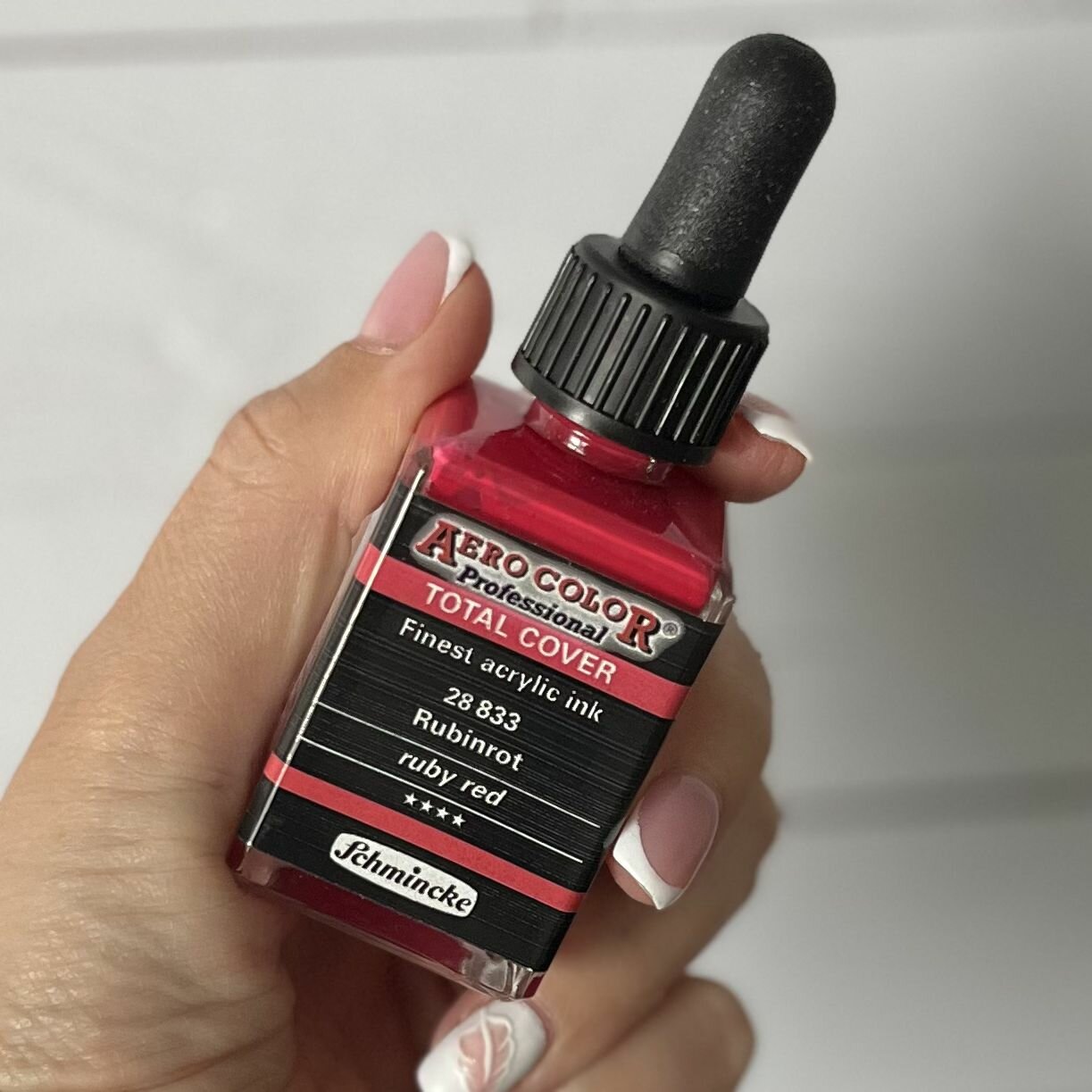 Краска для аэрографа Schminke Aero Color, акриловые чернила 28 мл №833 Ruby Red серия Total Cover, для аэрографа, кисти и графических работ с насыщенным цветом