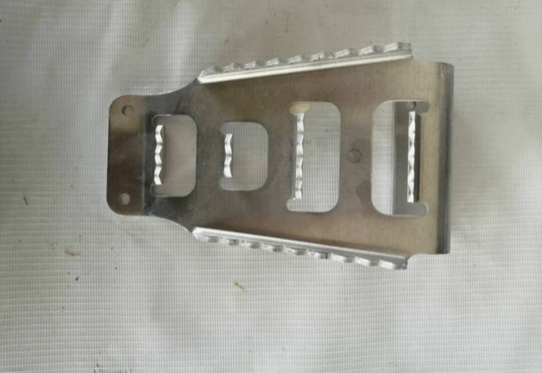 Подножка пассажира Тайга (универсальная) (170*110 металл, + 4 заклёпки)