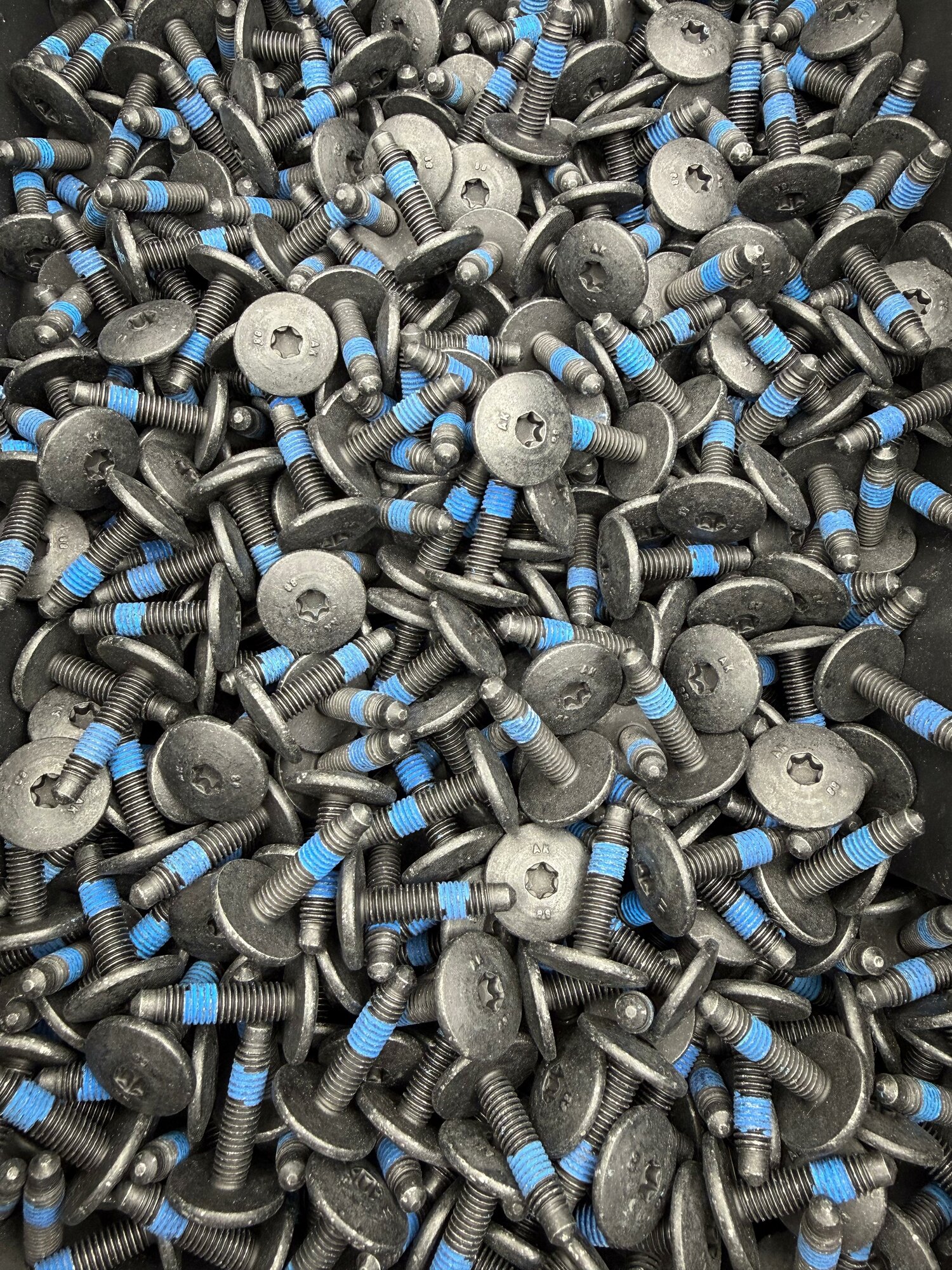 N90917201 Болт М6х25 VAG (2шт) оригинал Torx T30, винт с плоской круглой головкой, с синей меткой, шаг резьбы 1.0, класс прочности 8.8, AK