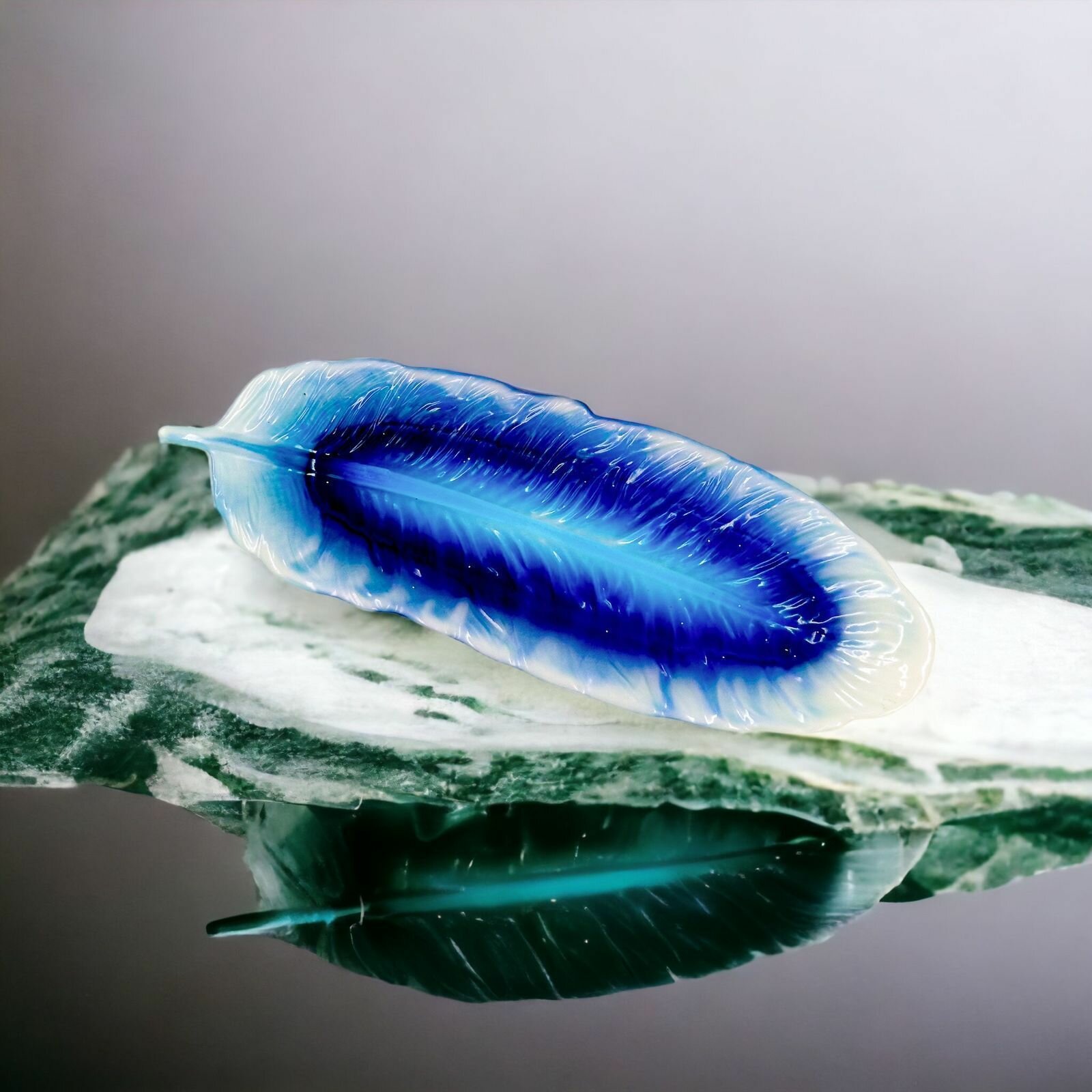 Блюдо/тарелка сервировочное/для интерьера/кухни Перо из смолы, цвет синий с белым