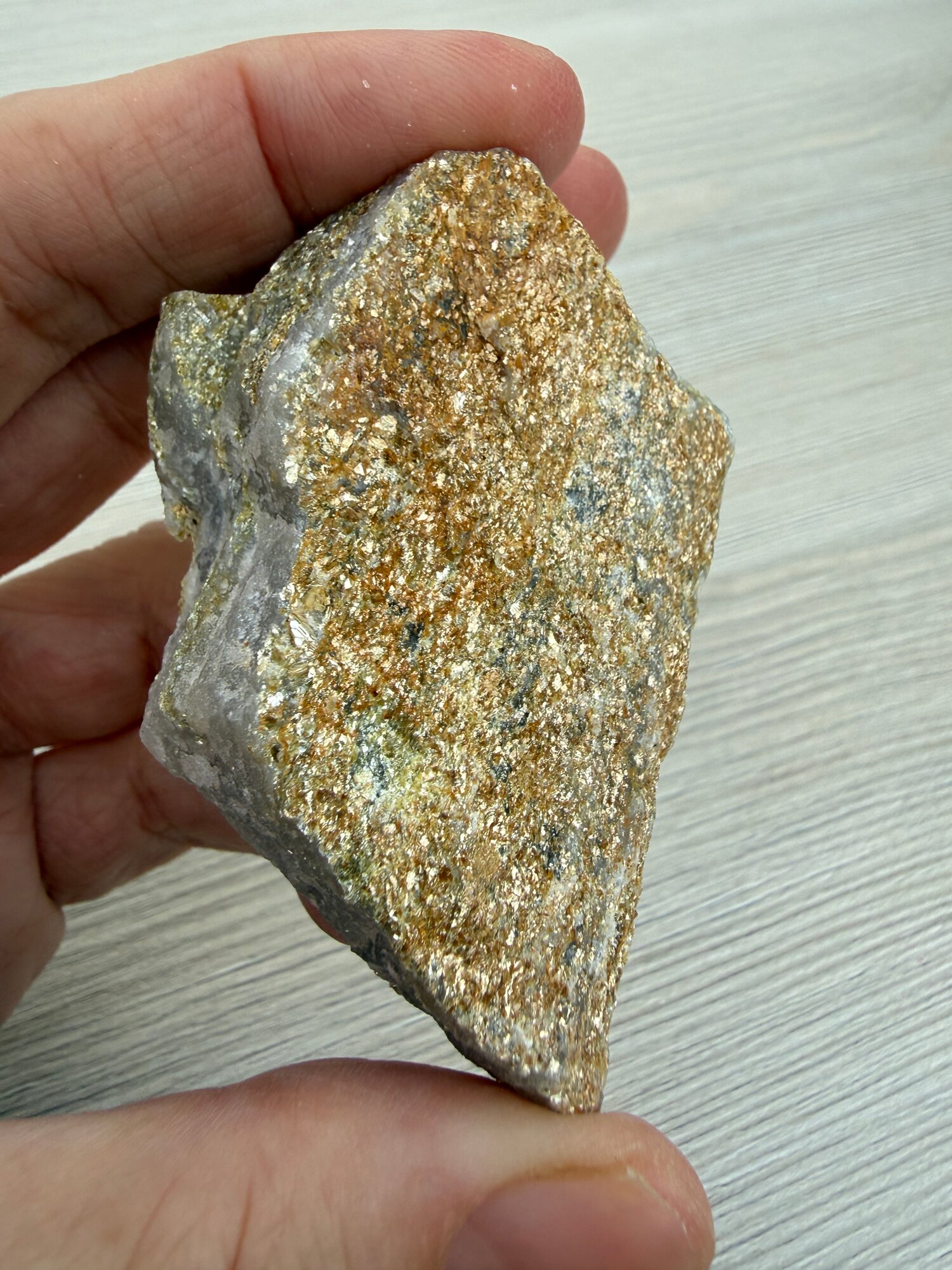 Кварц с золотистым серицитом, коллекционный образец, вес 80 гр