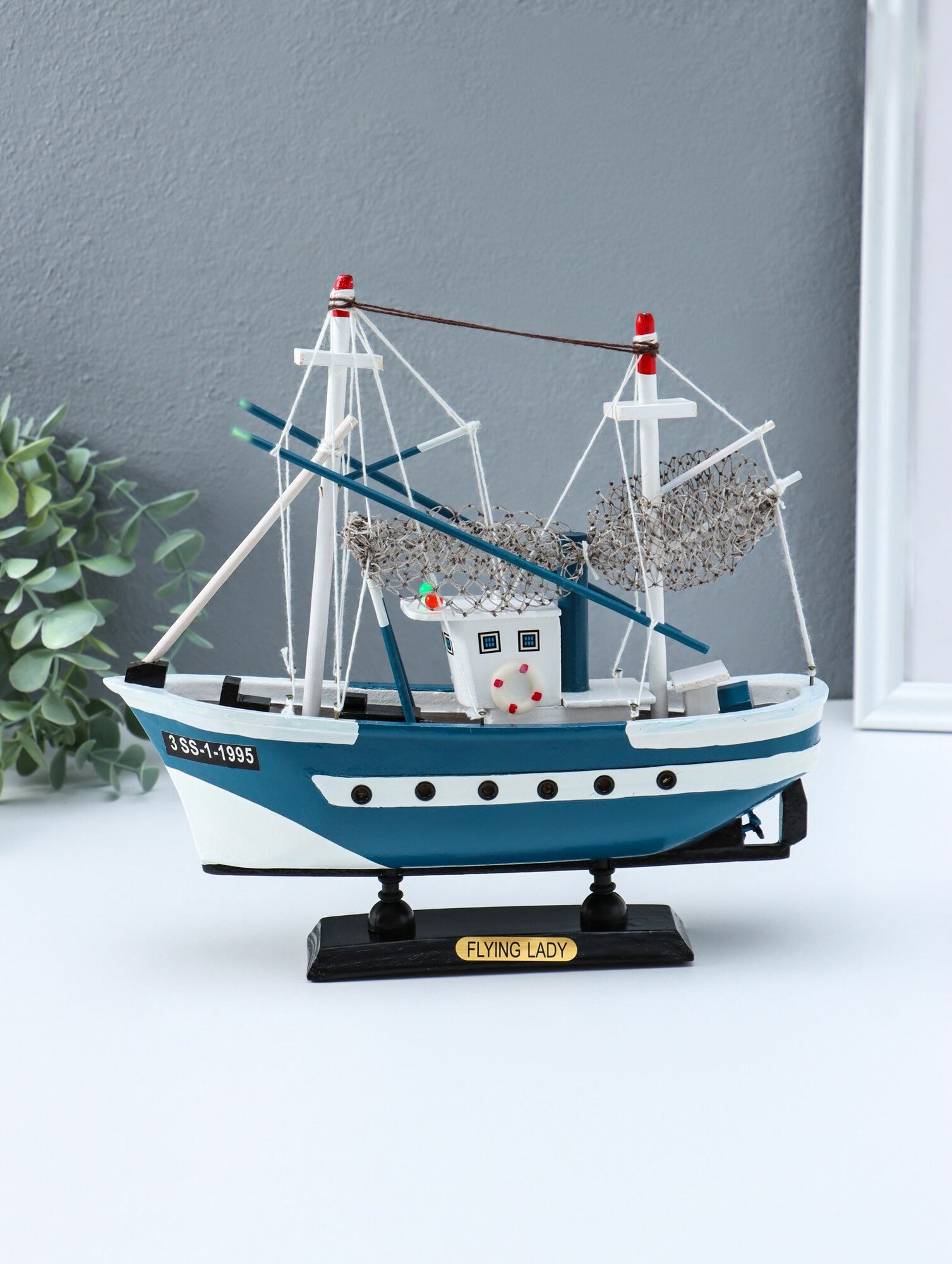 Корабль сувенирный "Ида", малый, голубые борта, сетка