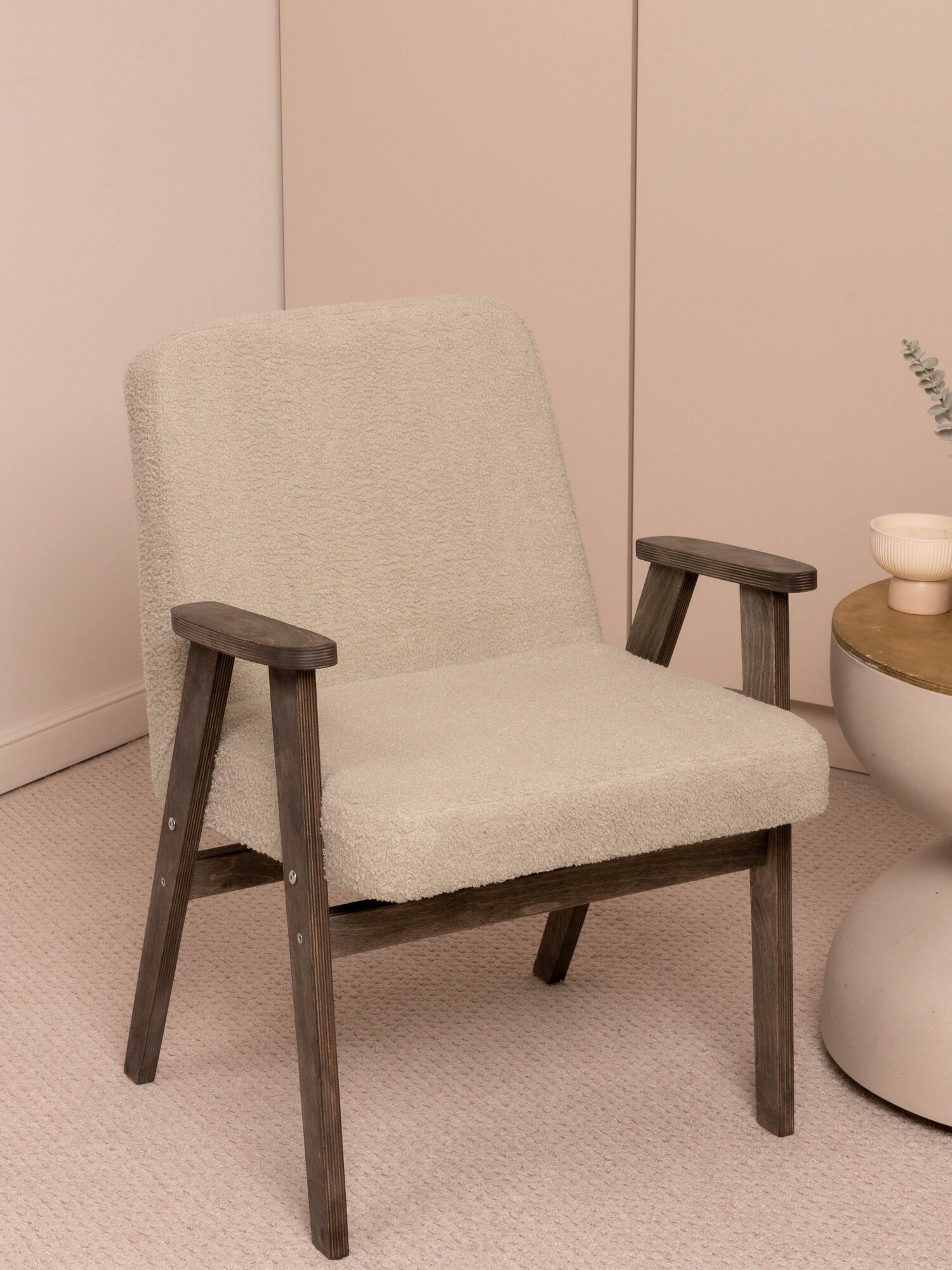 Кресло мягкое для дома и дачи Галант на высоких деревянных ножках с подлокотниками