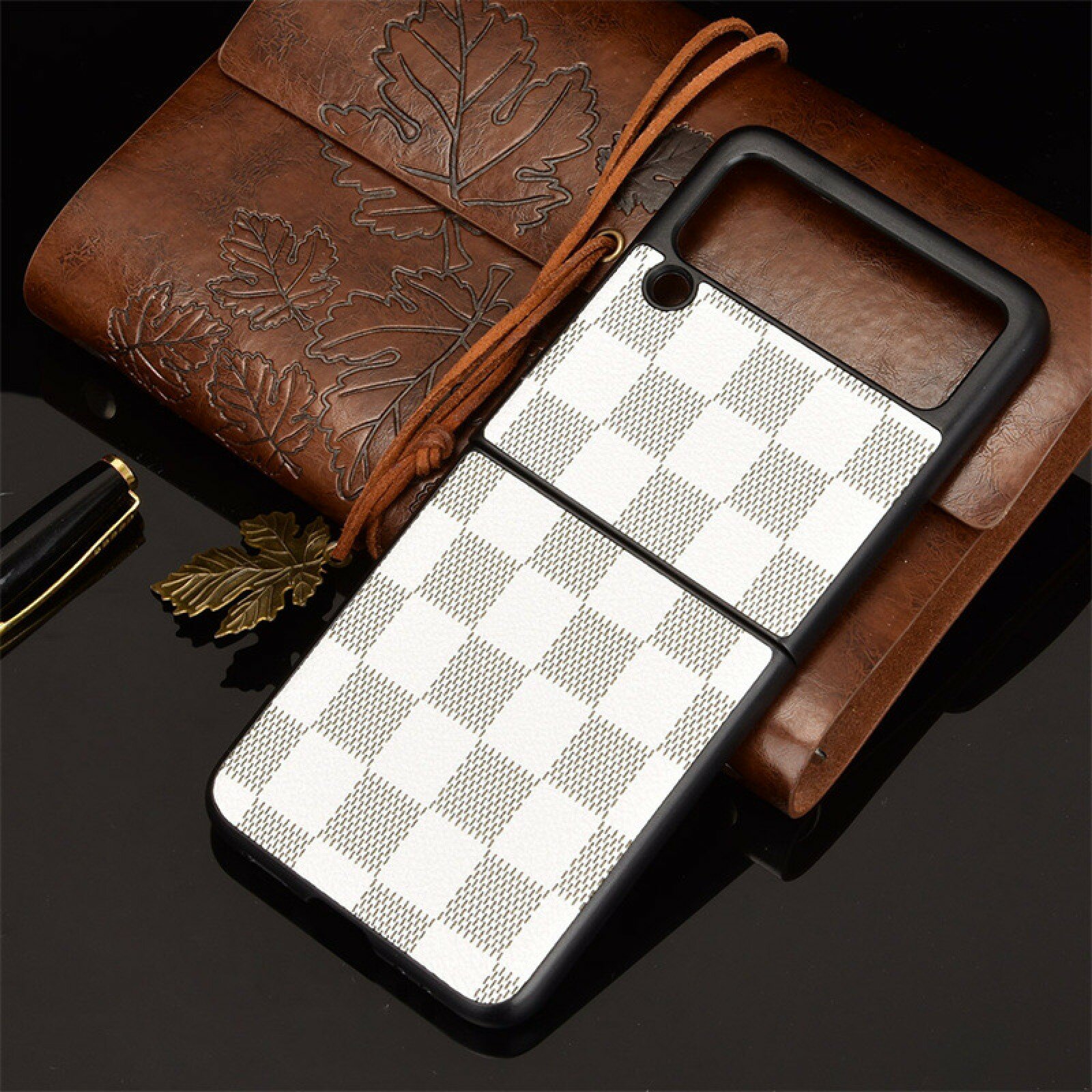 Чехол бампер Чехол. ру для Samsung Galaxy Z Flip 3 на силиконовой основе с импортной кожей, белый клетчатый дизайн