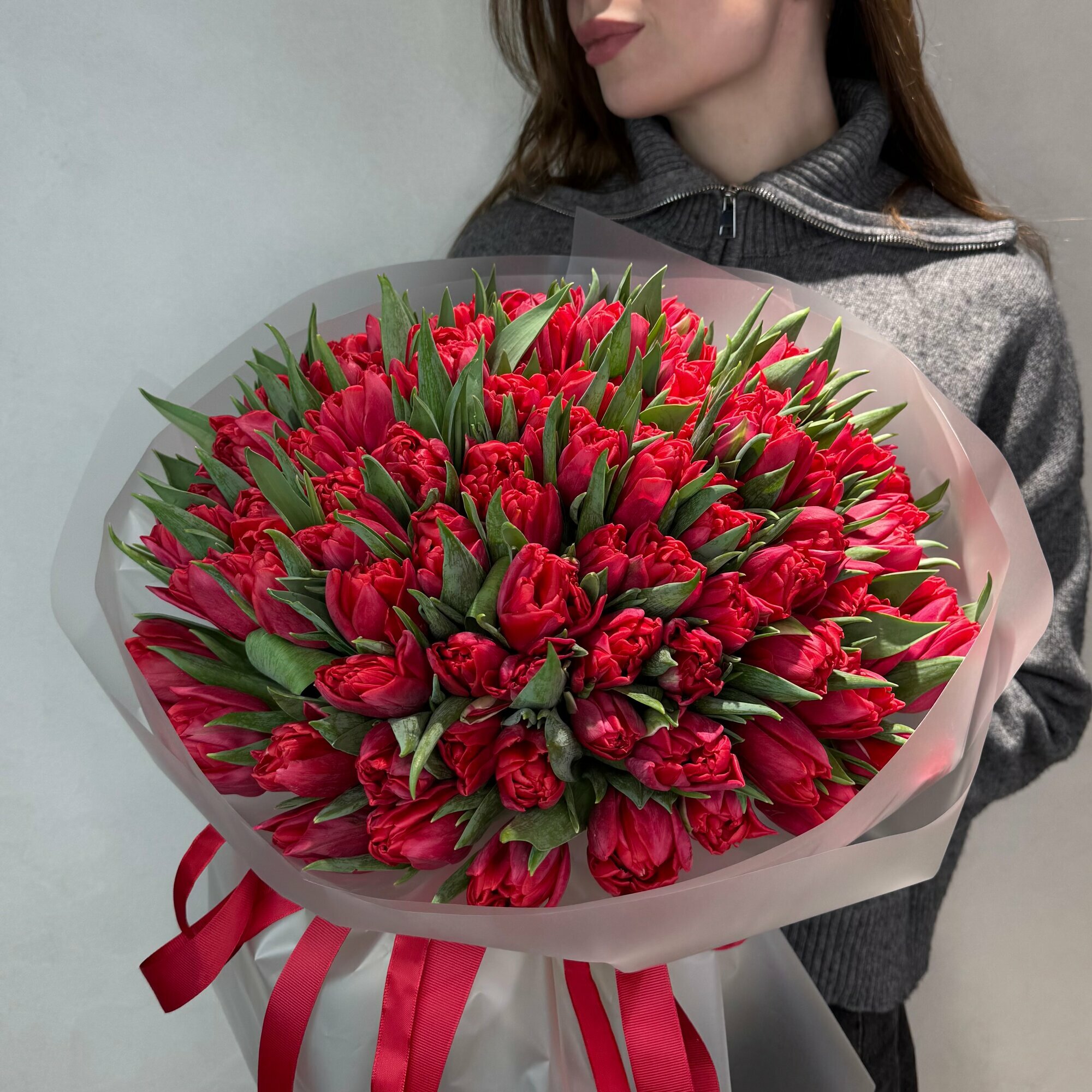 Букет тюльпанов "Пионовидные", 101 цветок, в полупрозрачной упаковке