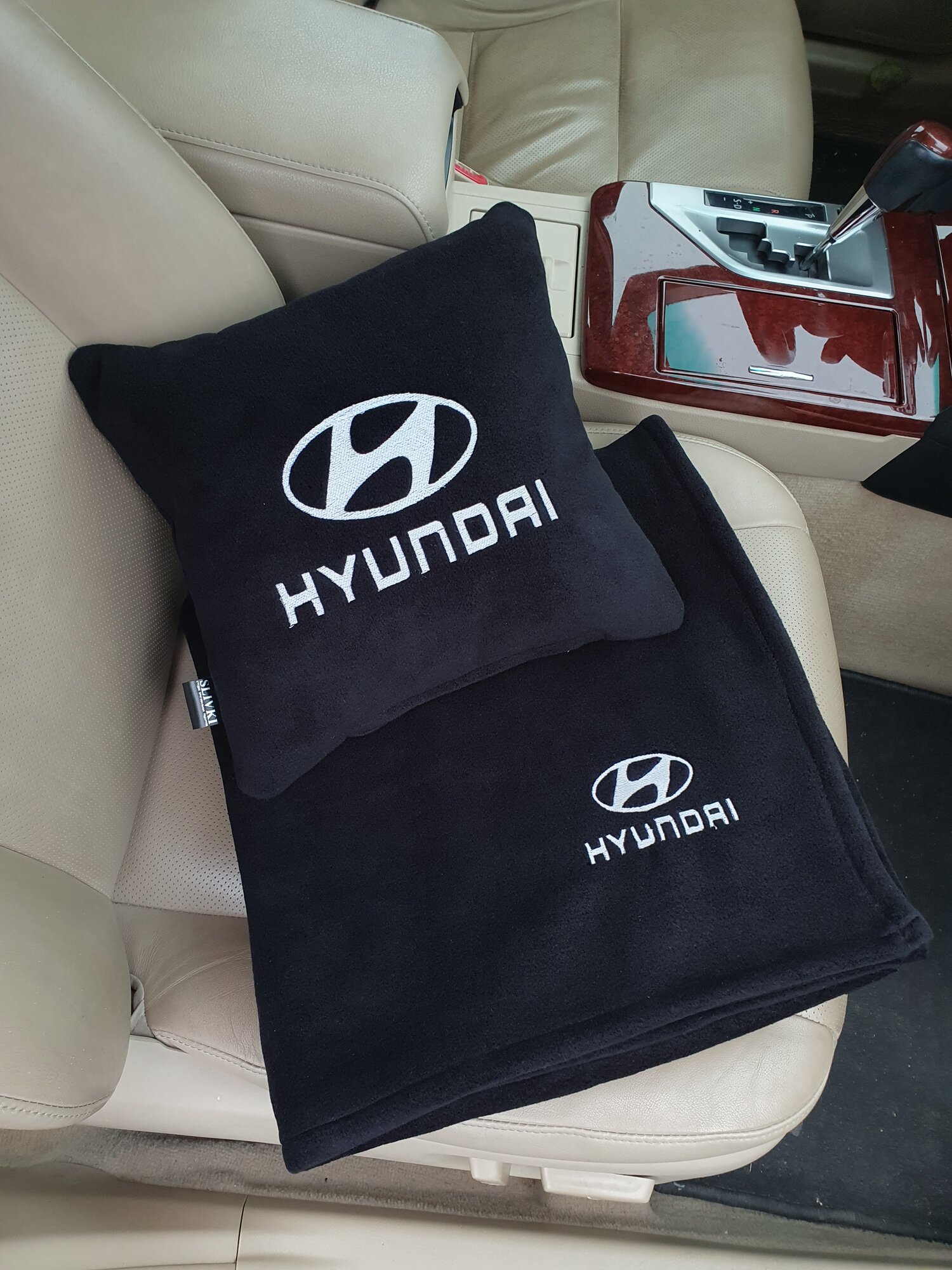 Автомобильный комплект с вышивкой логотипа"Hyundai": подушка 30х30 см и плед 150х150см цвет черный