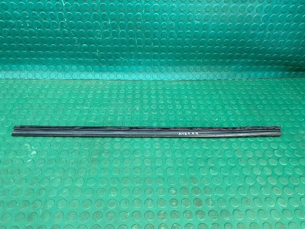 Молдинг бархотка двери передней правой Audi A4 B9 (2015—2020) 8W0837480