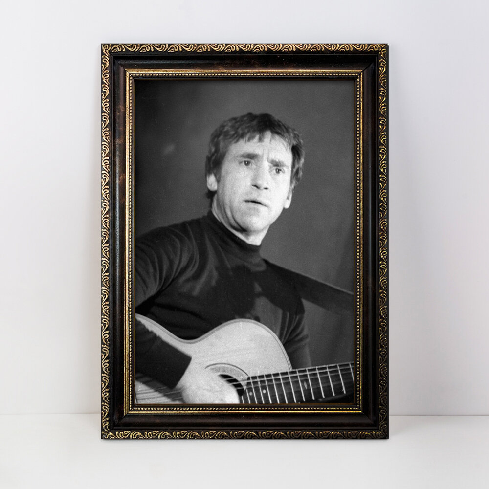 Портрет Высоцкого В. С. в багетной рамке под золото / А-3 (30x40 см.)