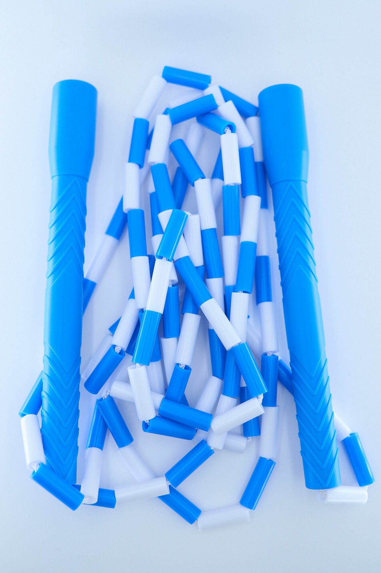 Бисерная скакалка профессиональная (длинные ручки) синий-белый