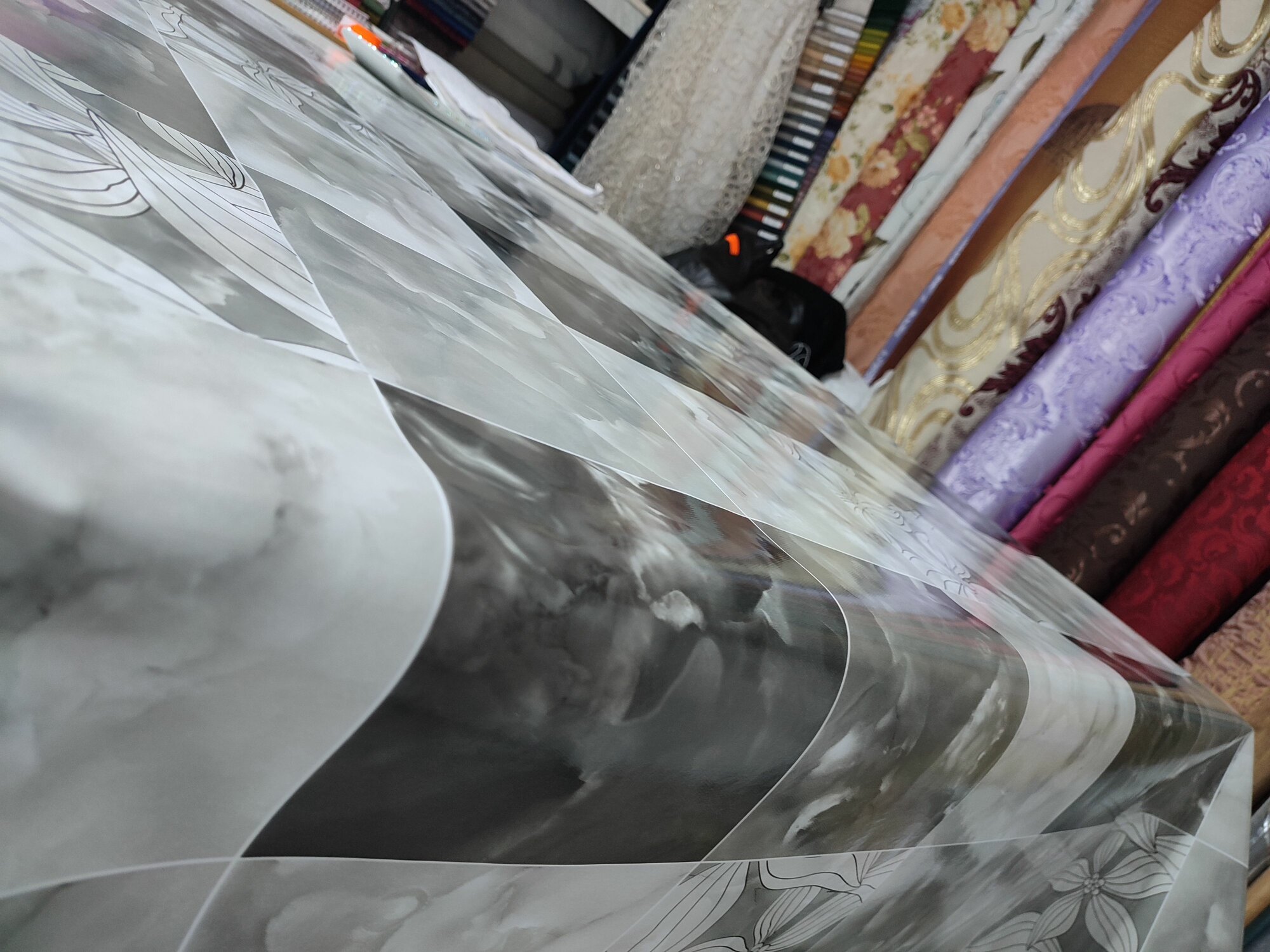 Клеенка ПВХ Рулон оптом 1.40м.*20 м. на тканевой основе, без запаха серая с цветами