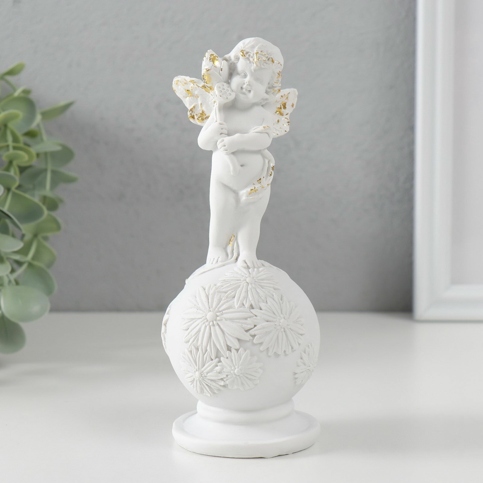 Фигурка полистоун "Белоснежный ангел на шаре с цветами", с золотом, 16x6x6 см