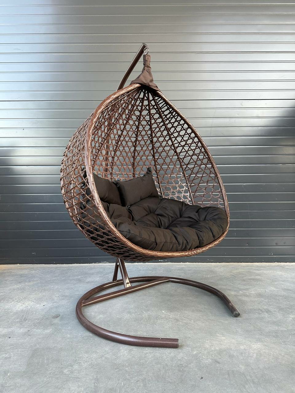 Подвесное двухместное кресло-кокон фиджи премиум коричневый (черная подушка, полиэстер)