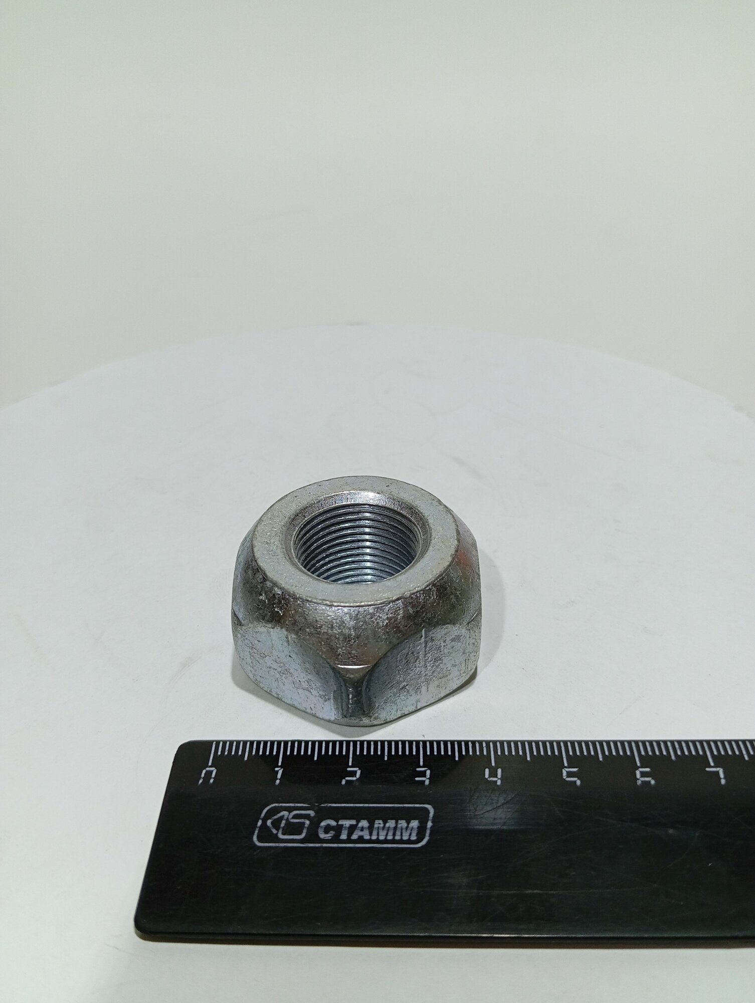 Гайка переднего колеса, левая, м20х1,5; подходит для ГАЗ 53, 3307 Газон