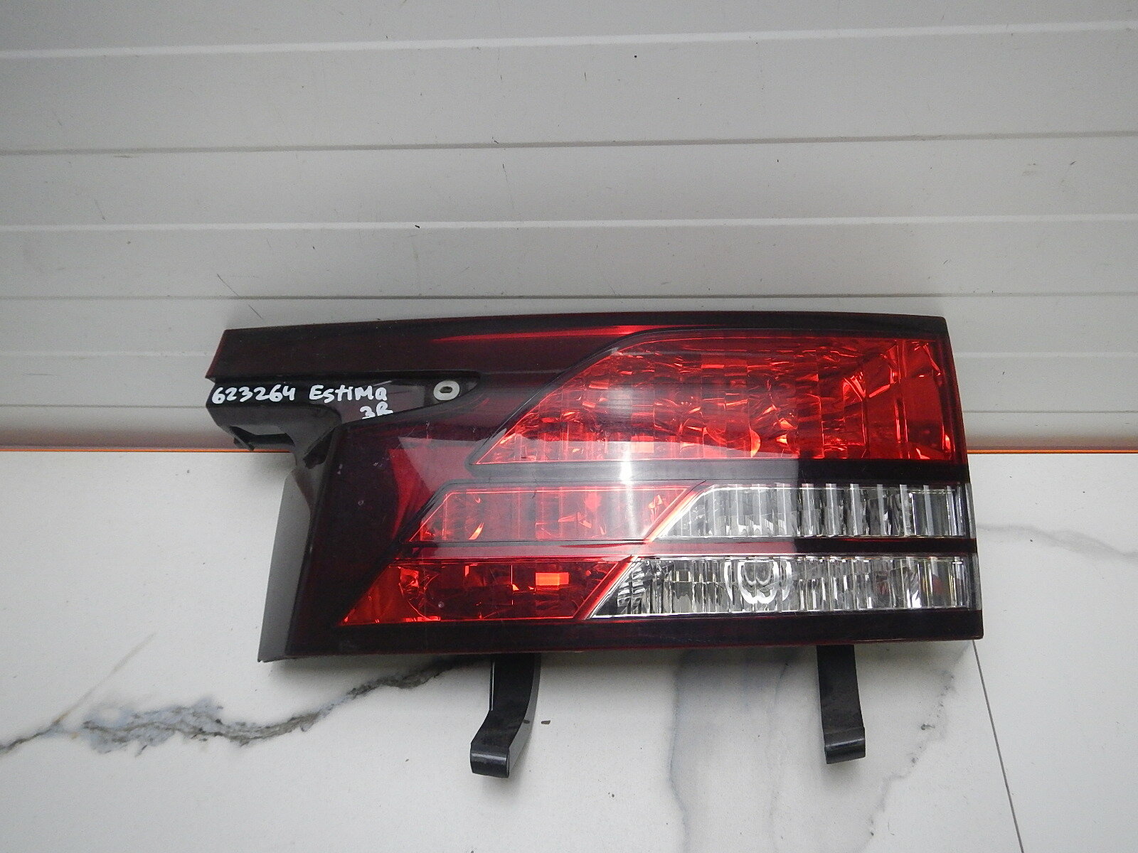 Б/У Фонарь задний внутренний правый, Toyota (Тойота)-ESTIMA (01-08) TOYOTA ESTIMA (01-08) Царапины. 623264 TOYOTA арт. 8...