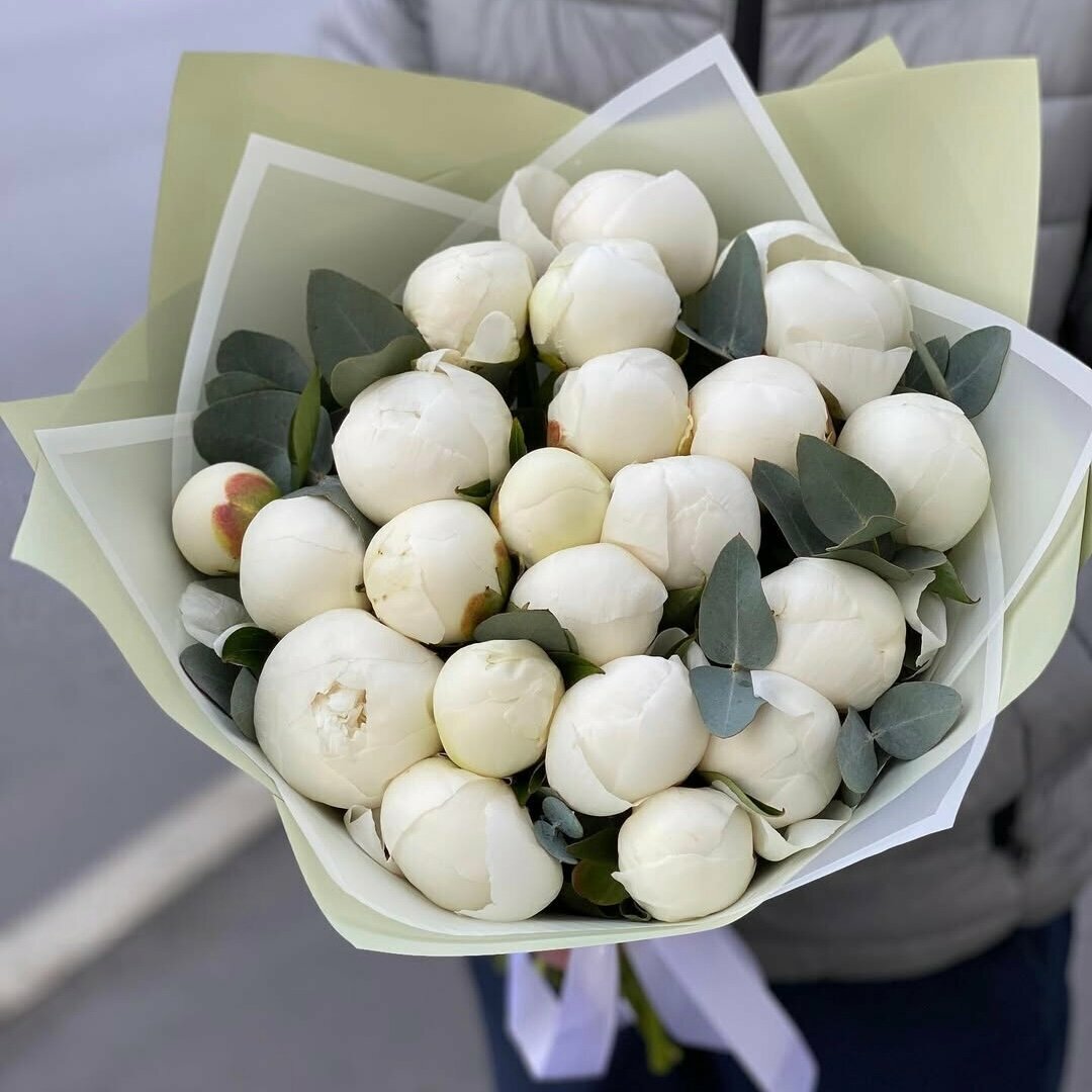 Букет из белых пионов 21 шт с эвкалиптом, красивый букет цветов, шикарный, премиум цветы, премиум букет