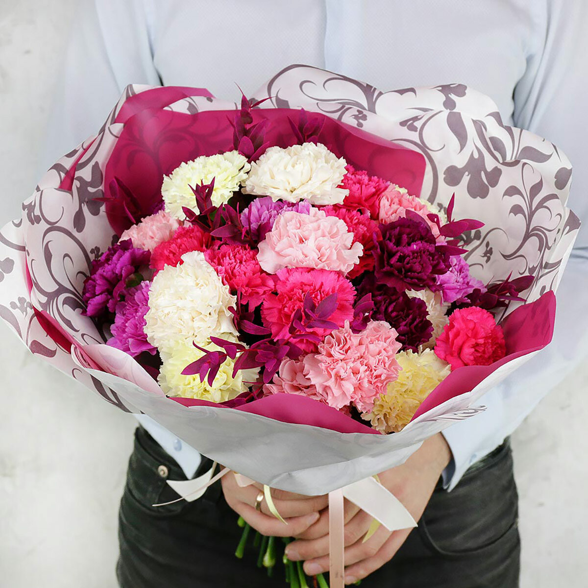 Букет "Букет Маркет", из лунных гвоздик и листьев эвкалипта, 25 штук, высота 40см