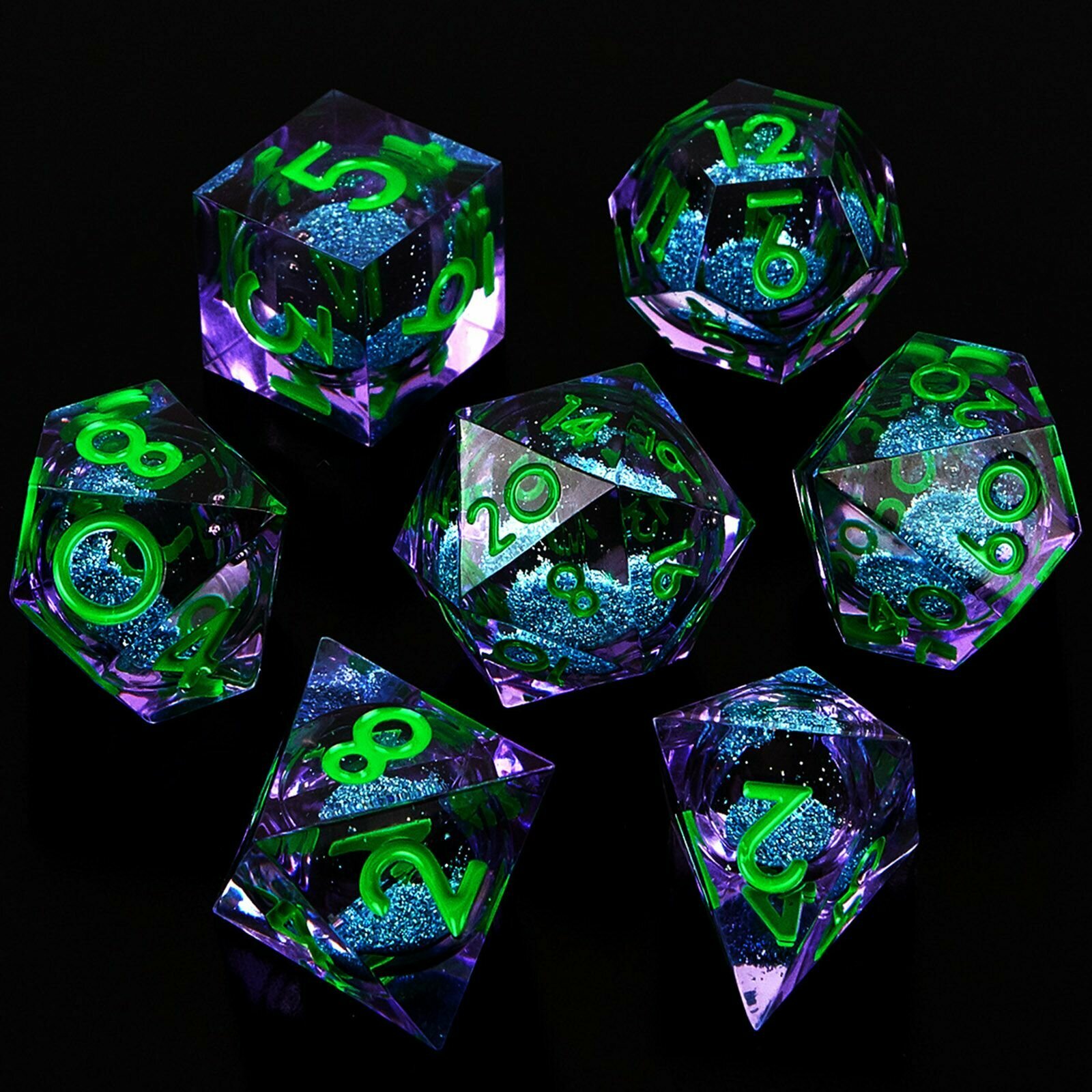 Кубики днд из смолы: Дайсы для DnD с острыми краями, фиолетовые с зеленым, набор 7 шт. Кости игральные для Dungeons & Dragons с эффектом голубого песка