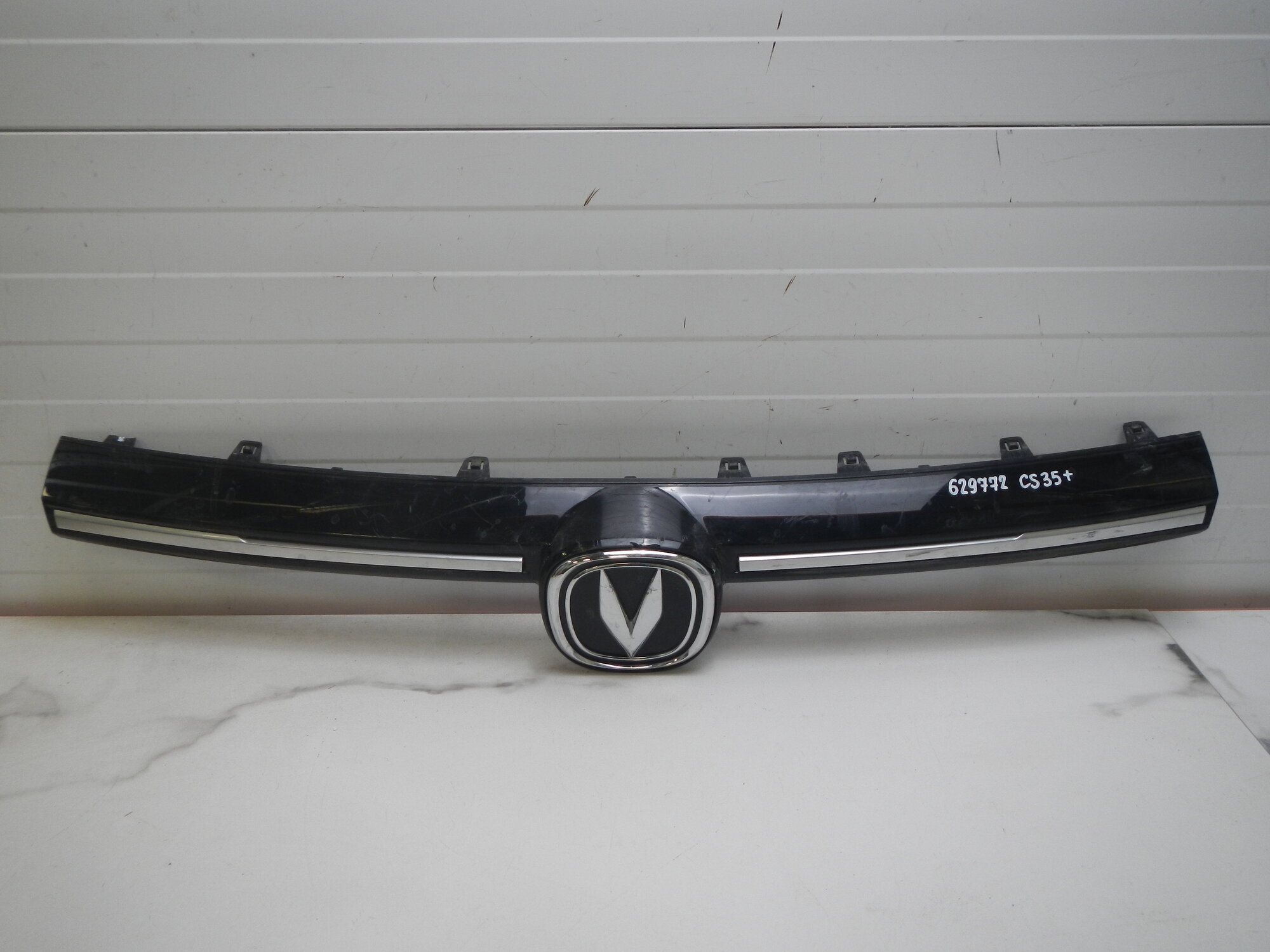 Б/У Накладка на решетку радиатора, Changan (Чанган)-CS35 PLUS (18-) CHANGAN CS35 PLUS (18-) Cломано крепление, трещины, ...