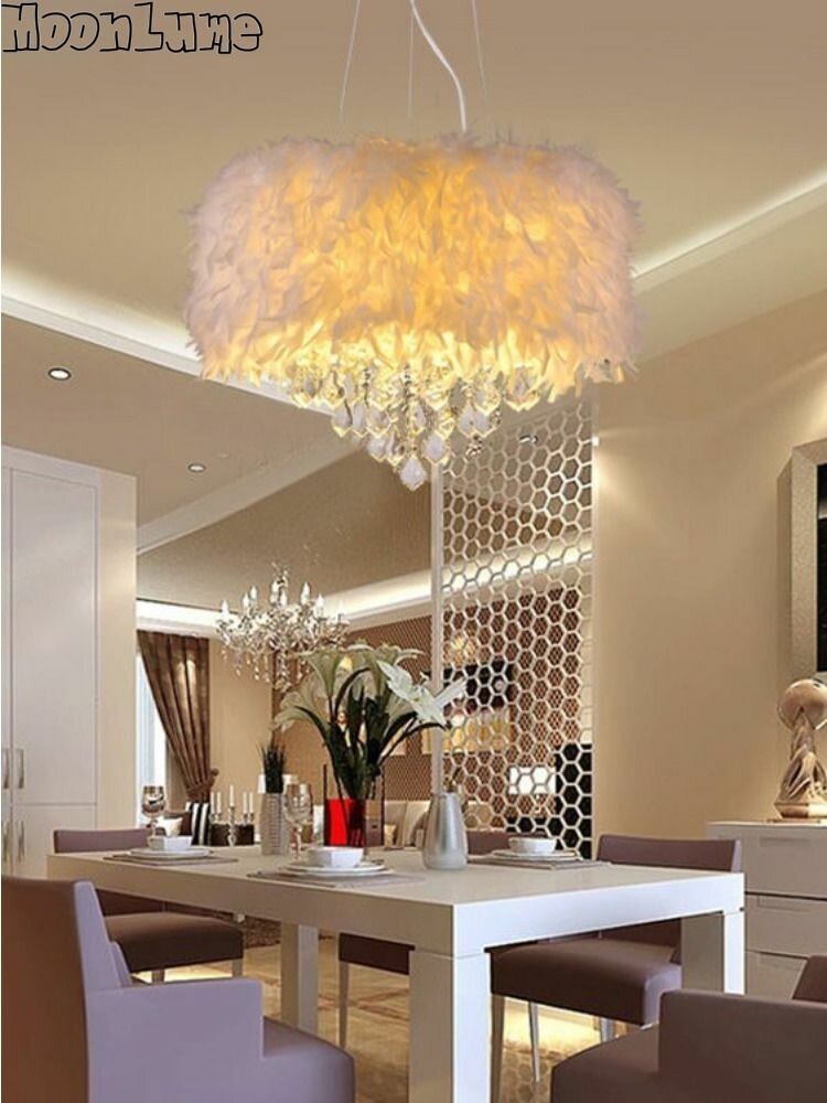 Люстра из перьев и хрусталя