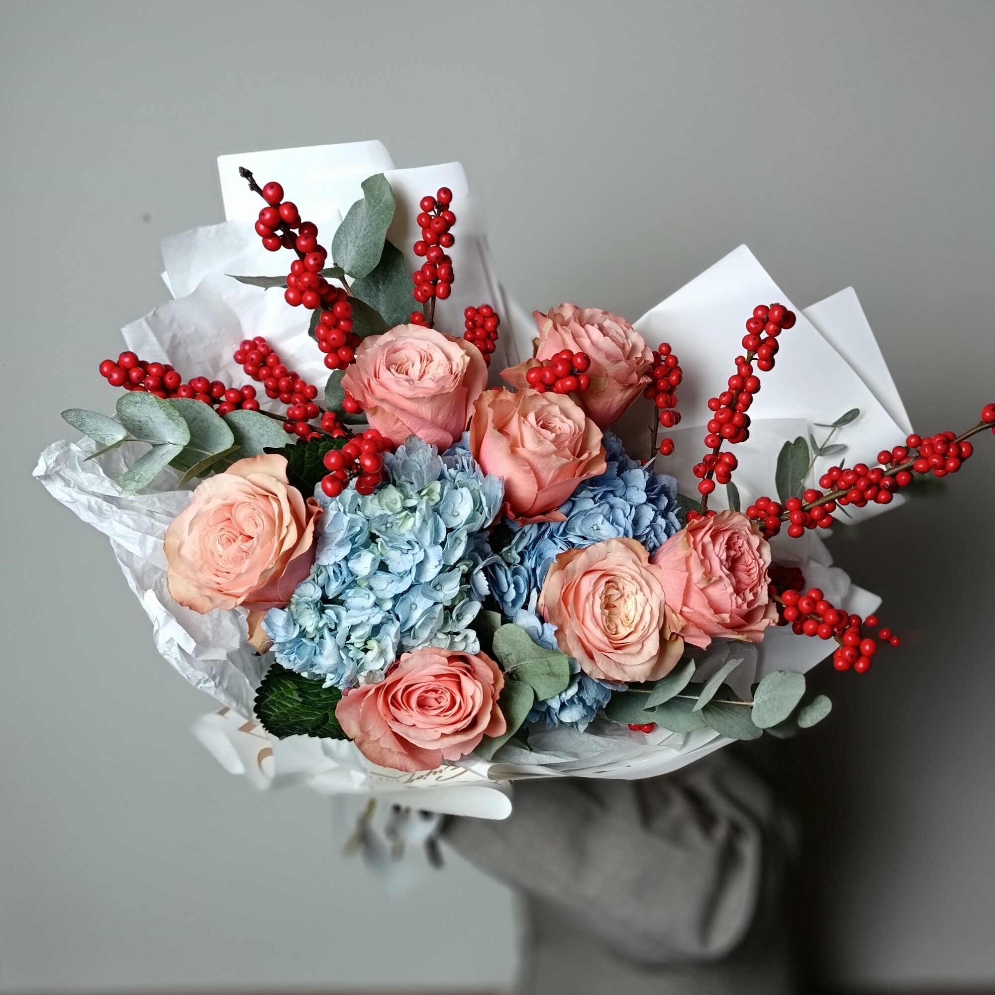 Сочетание голубого и красного гортензии и ветки илекса "Лазурный рубин"