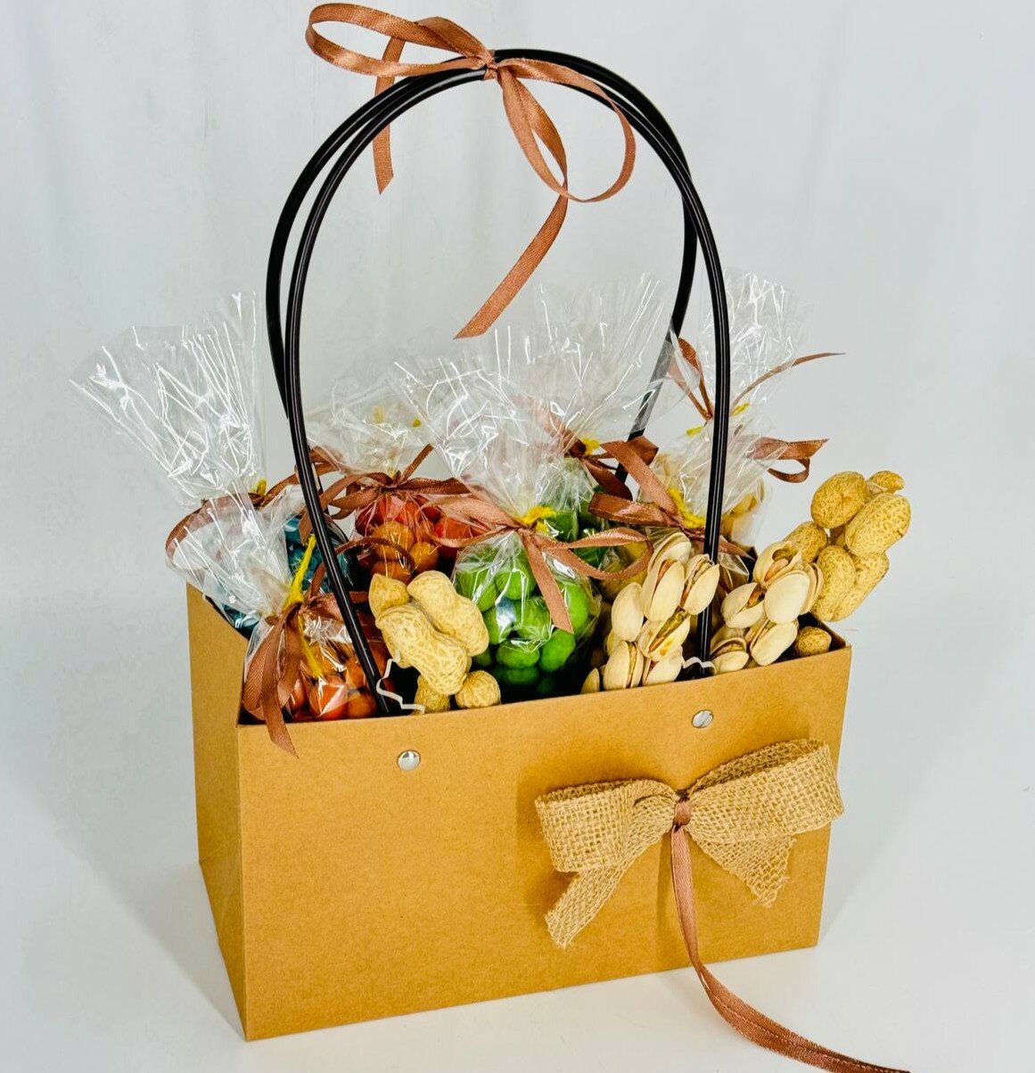 Мужской букет из снеков, солёные орехи микс в сумочке