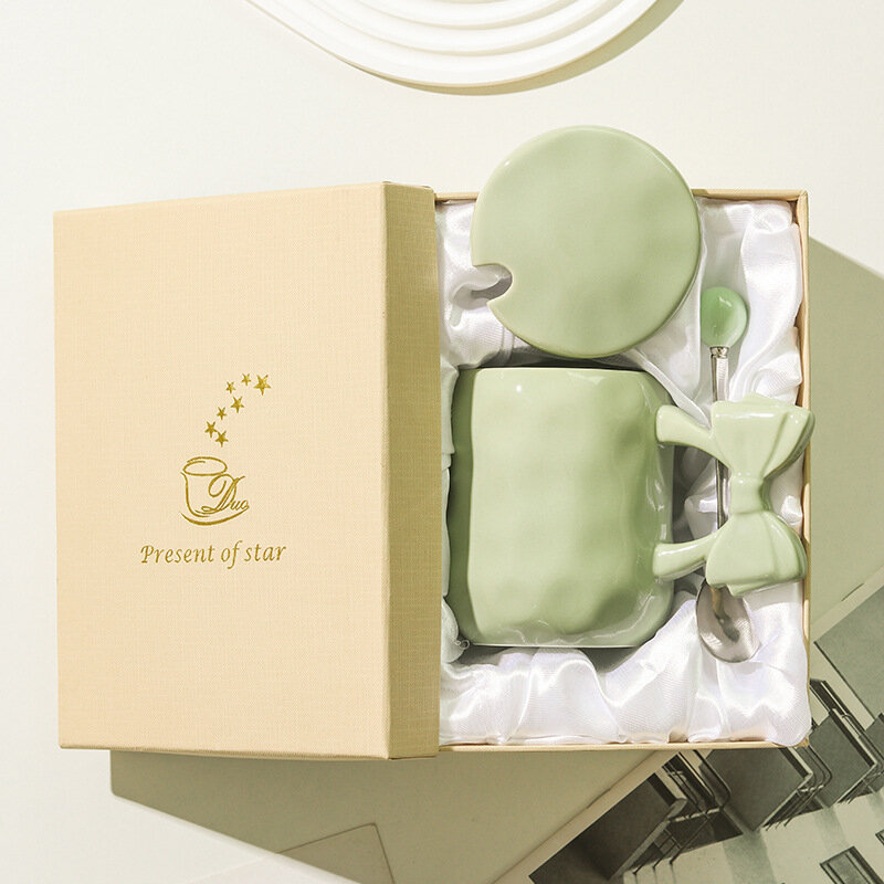 Кружка кремового цвета, уникальный дизайн, керамическая чашка для девушек, с крышкой и ложкой, большой объем, идеально подходит для пар, кофе или завтрака.