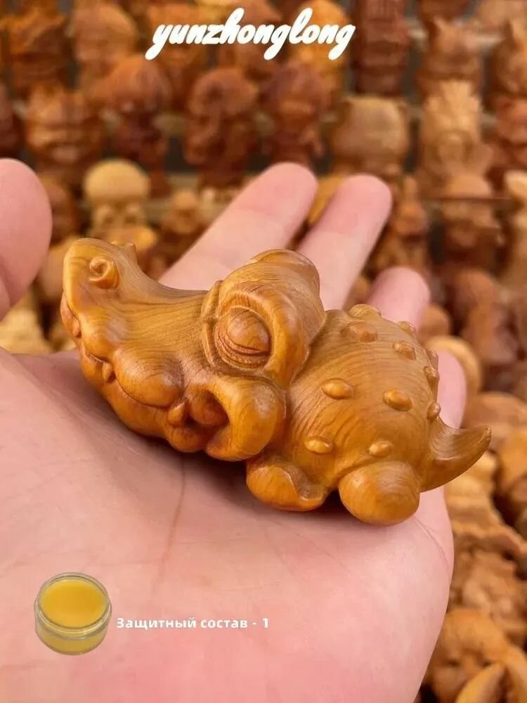 Резная скульптура из дерева тайнского кедра в виде крокодила.