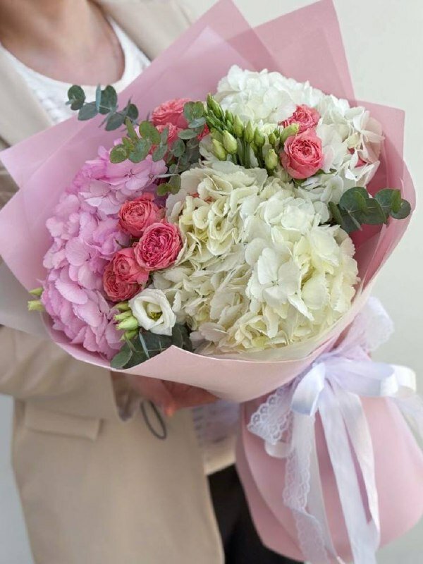 Букет из голубой, розовой, белой гортензии и кустовых роз с эвкалиптом