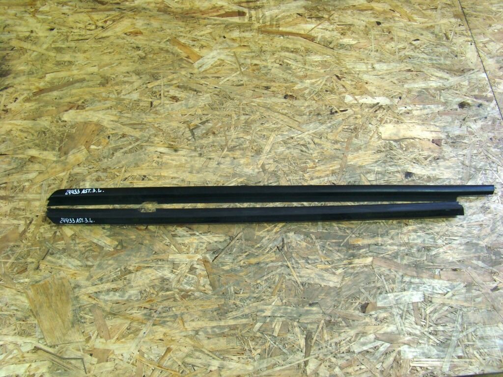 Накладка стекла заднего левого Opel Astra H / Family 2004-2015 24468024 (с пробегом)