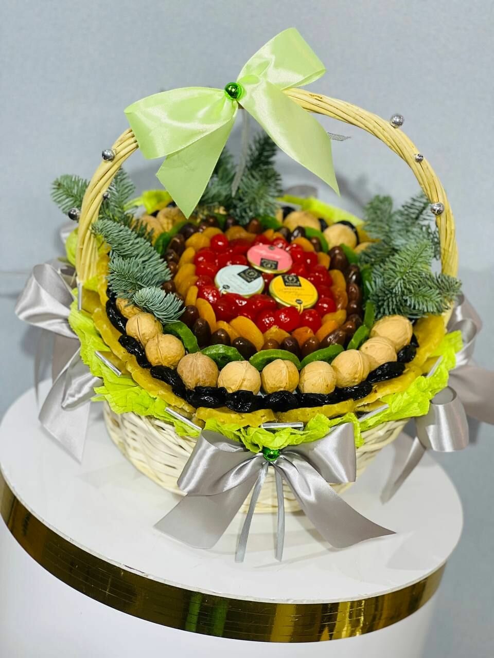Корзина с сухофруктами и орехами и натуральным нобилисом, новогодний подарок