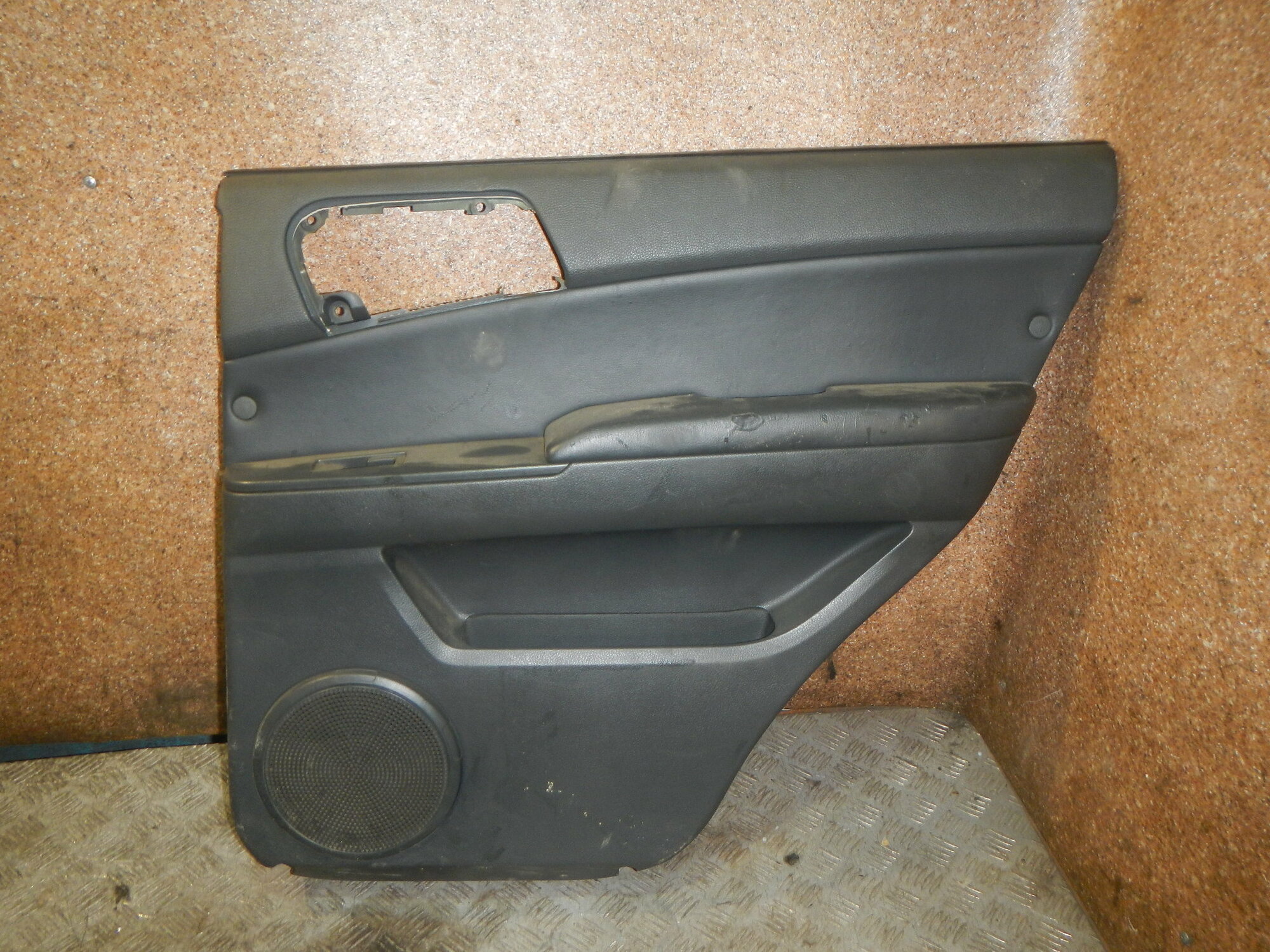 Б/У Обшивка двери задней правой, SsangYong (Сангйонг)-KYRON (05-) SSANGYONG KYRON (05-) Потертости, повреждена кожа подл...