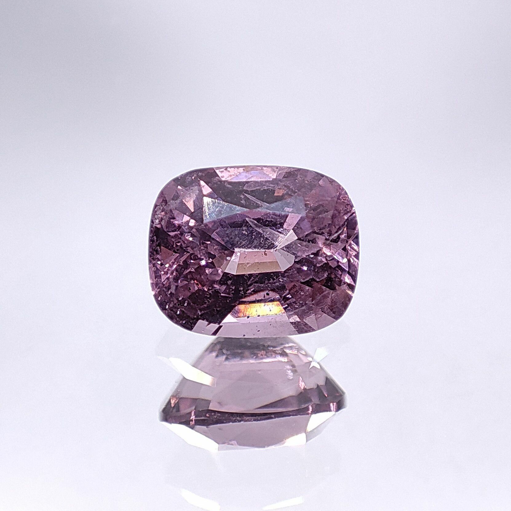 Шпинель 2.43 ct. в огранке кушон. Мьянма + геммологическое заключение