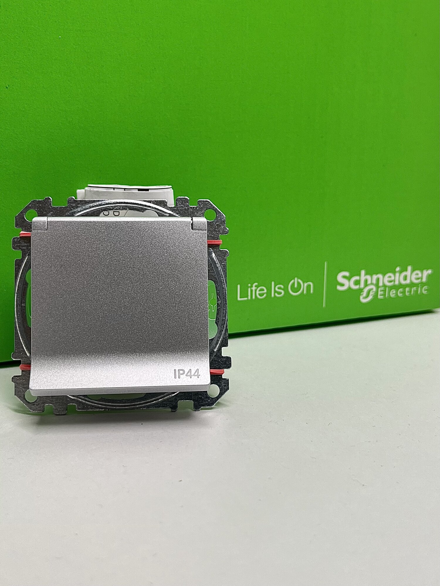 Розетка с заземлением, шторками и крышкой 16А Schneider Electric Sedna Design, алюминий SDD213024