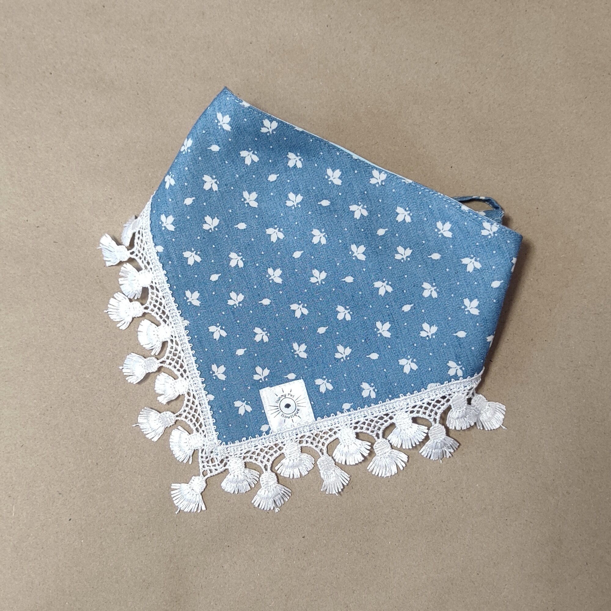 Бандана для собак хлопковая с принтом цветочки и кружевом, объём шеи 29см, размер S