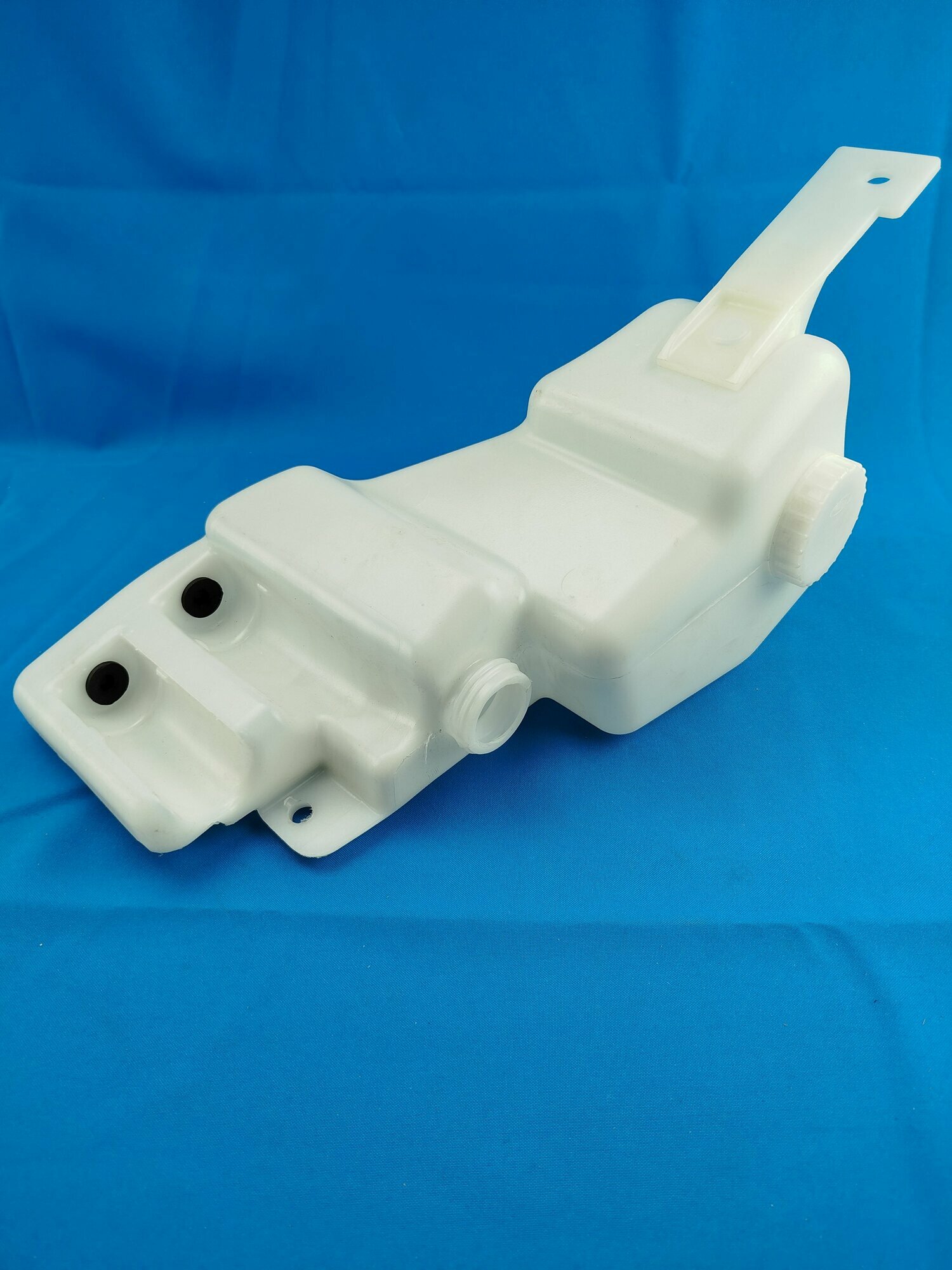 Бачок омывателя "LECAR" для автомобилей ВАЗ 2110-12 н/о (под два мотора, два отверстия)